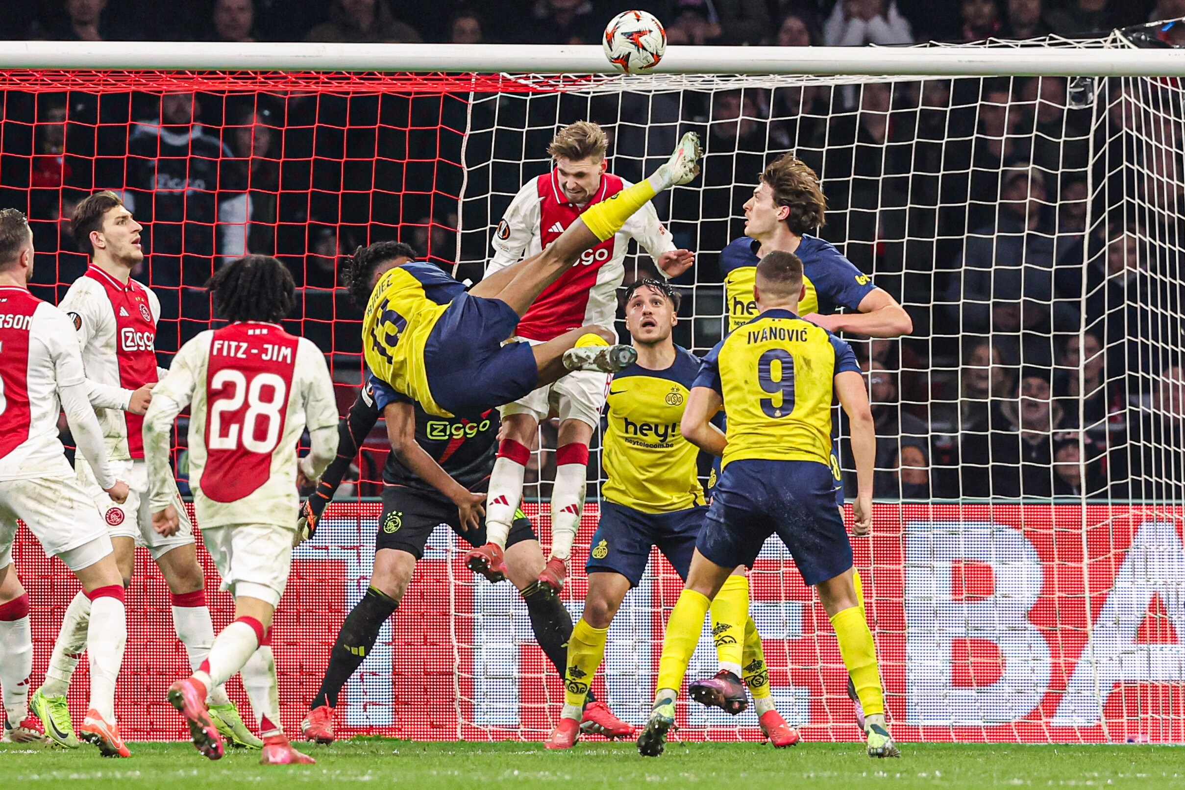 Ajax ontsnapt opnieuw: Taylor speelt op een sok en één voetbalschoen ...