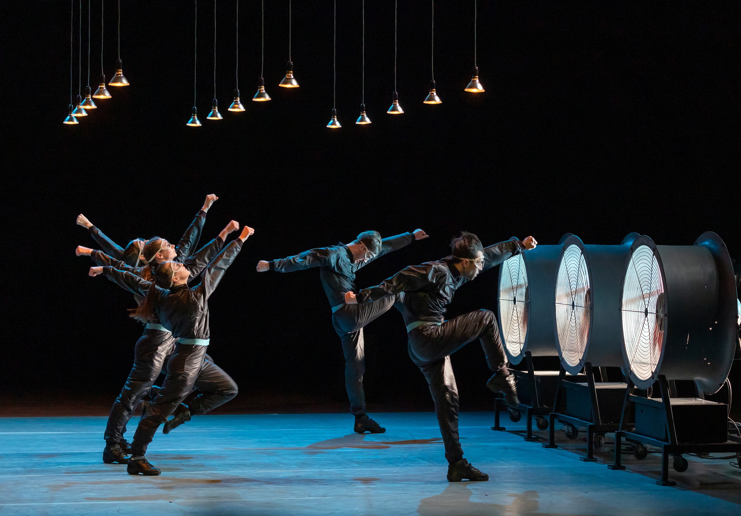 Recensie: In de dansvoorstelling Typhoon vechten dansers tegen de gure ...