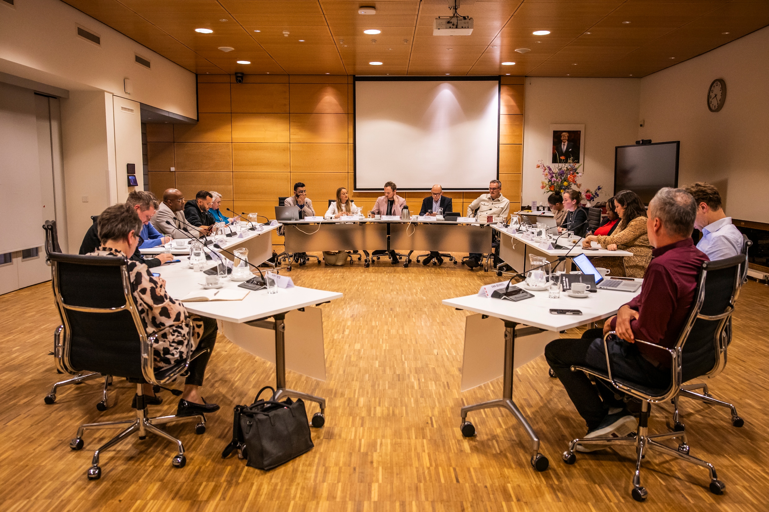 Opinie: ‘Raadsleden, los de problemen van niet-stemmende Amsterdammers ...