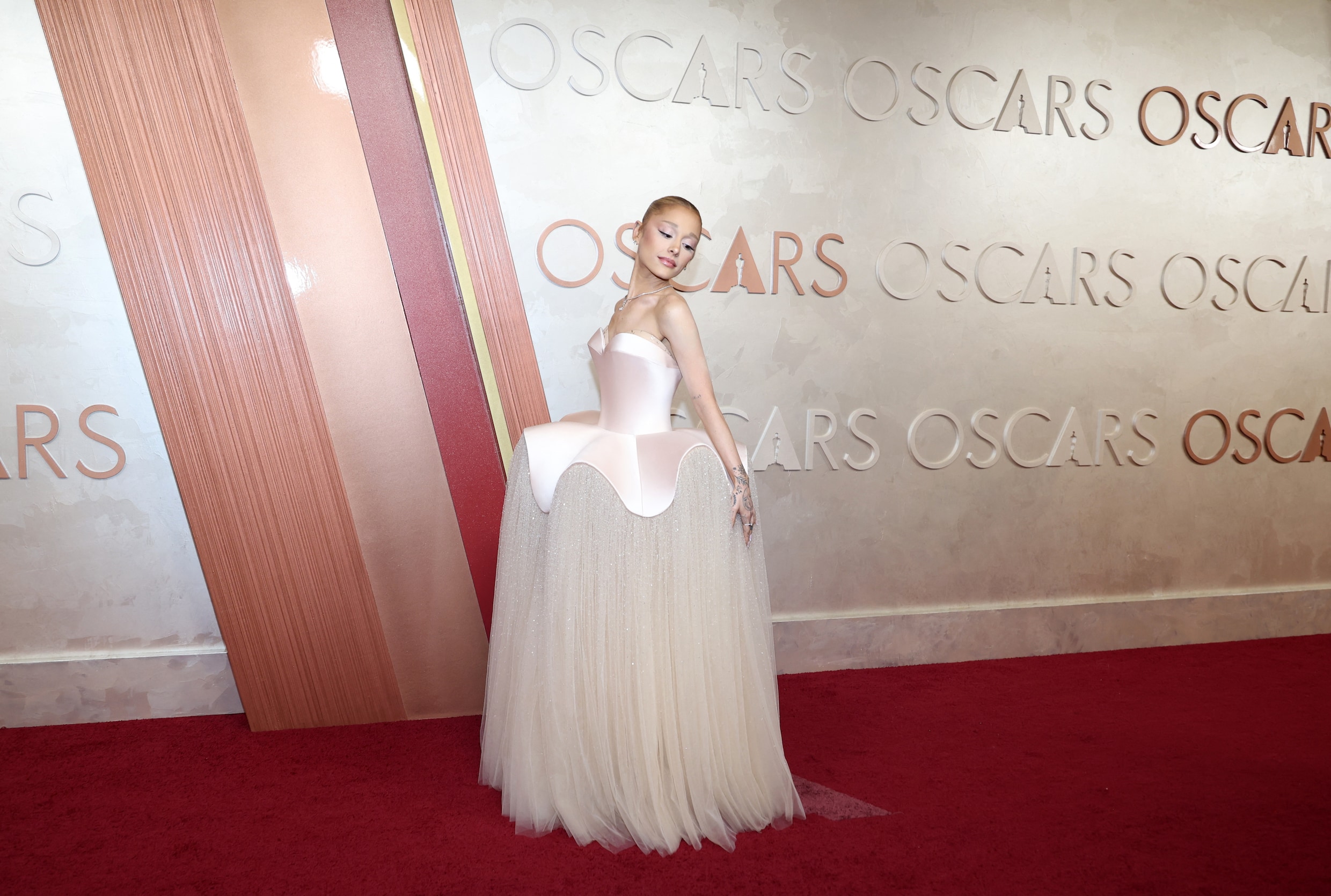 In beeld | rode loper Oscars 2025: van zangeres Ariana Grande tot Demi ...