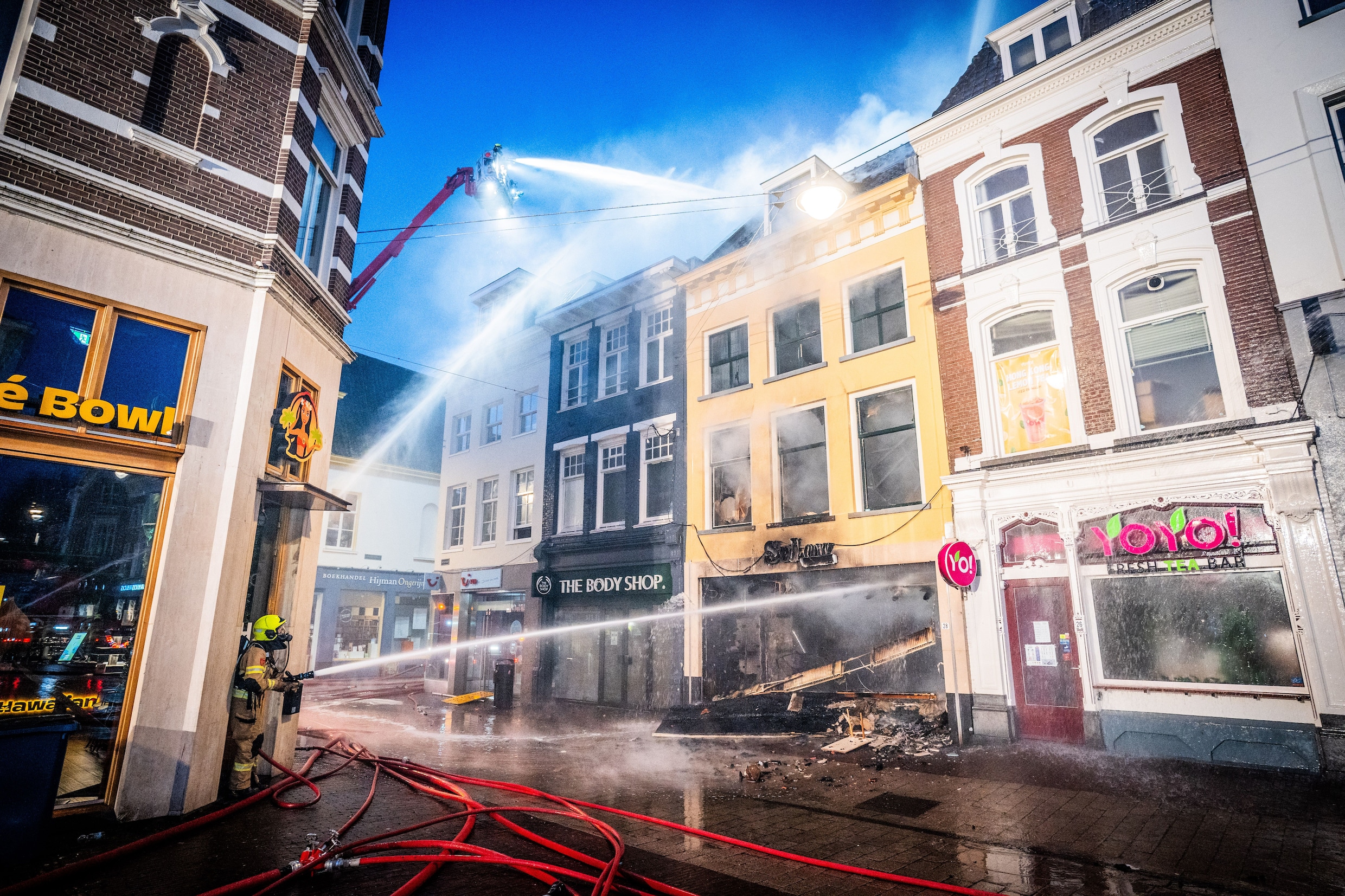 Zeer grote brand in centrum van Arnhem na uren onder controle, ‘geen aanleiding voor ...