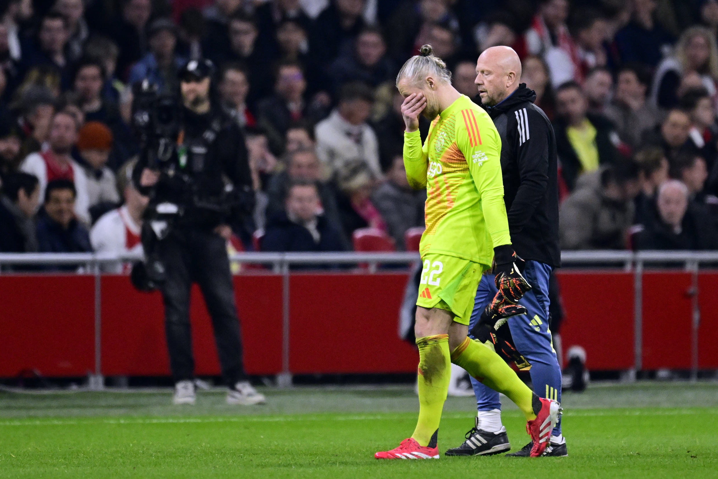 Ajax in eigen huis ondanks flitsende start onderuit tegen Eintracht Frankfurt, Remko Pasveer ...