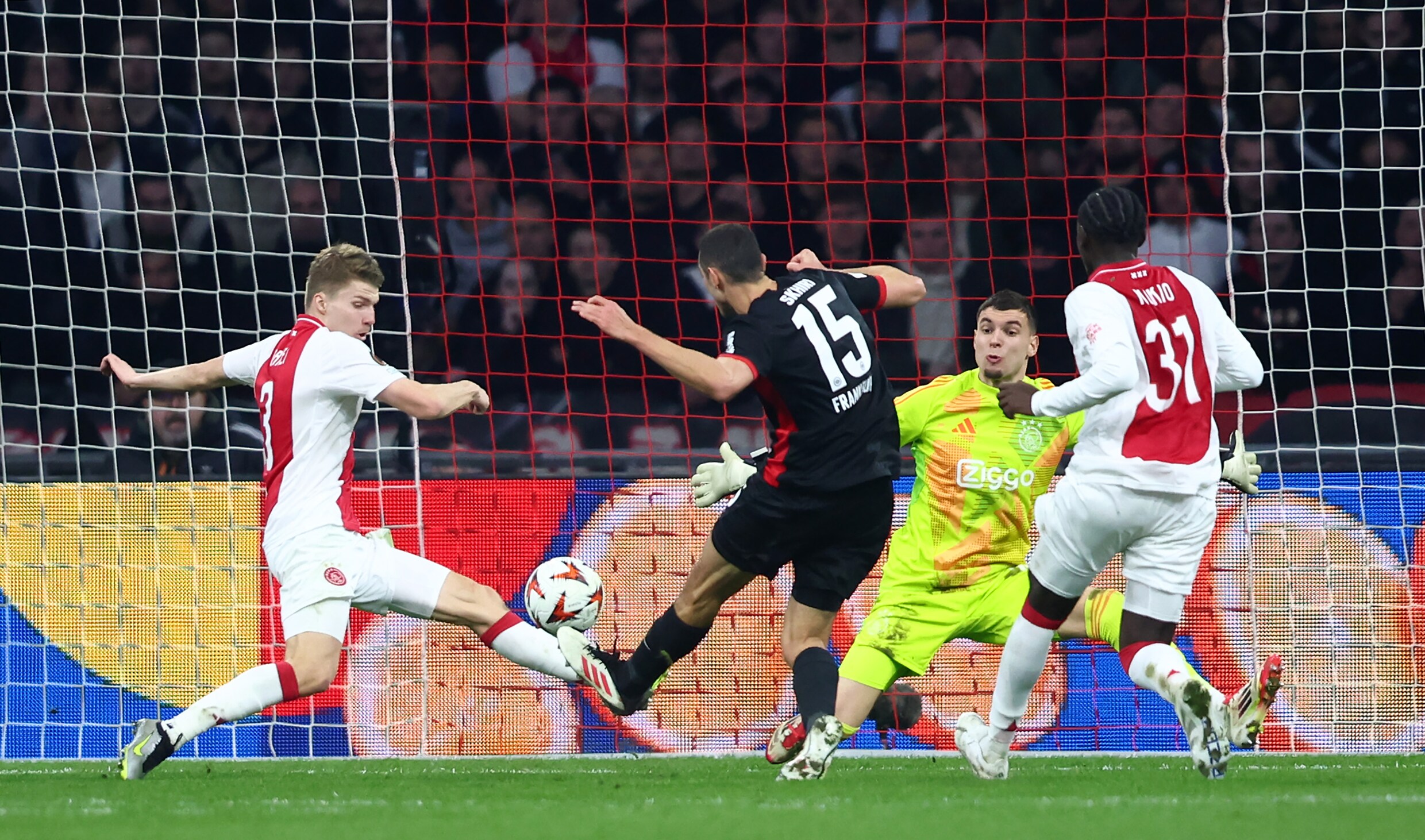 Ajax in eigen huis ondanks flitsende start onderuit tegen Eintracht Frankfurt, Remko Pasveer ...