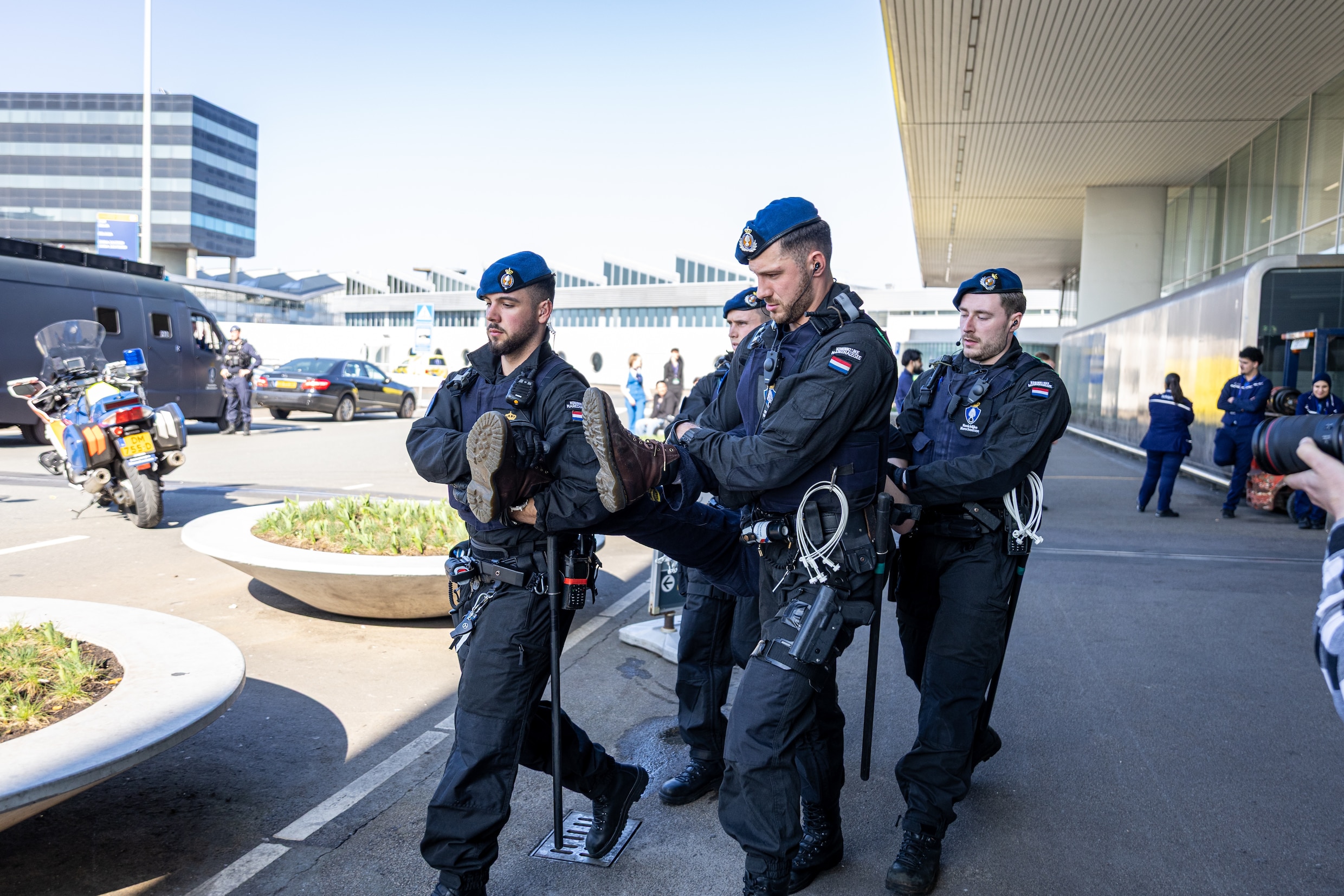 Zo’n 67 klimaatactivisten aangehouden bij protest in vertrekhal van ...