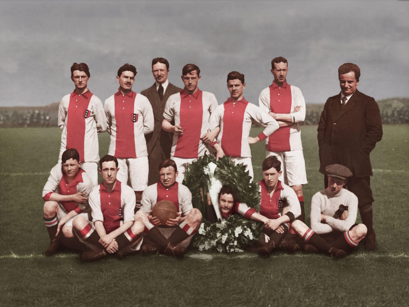 Ajax komt met klassiek jubileumshirt ter viering van 125-jarig bestaan ...