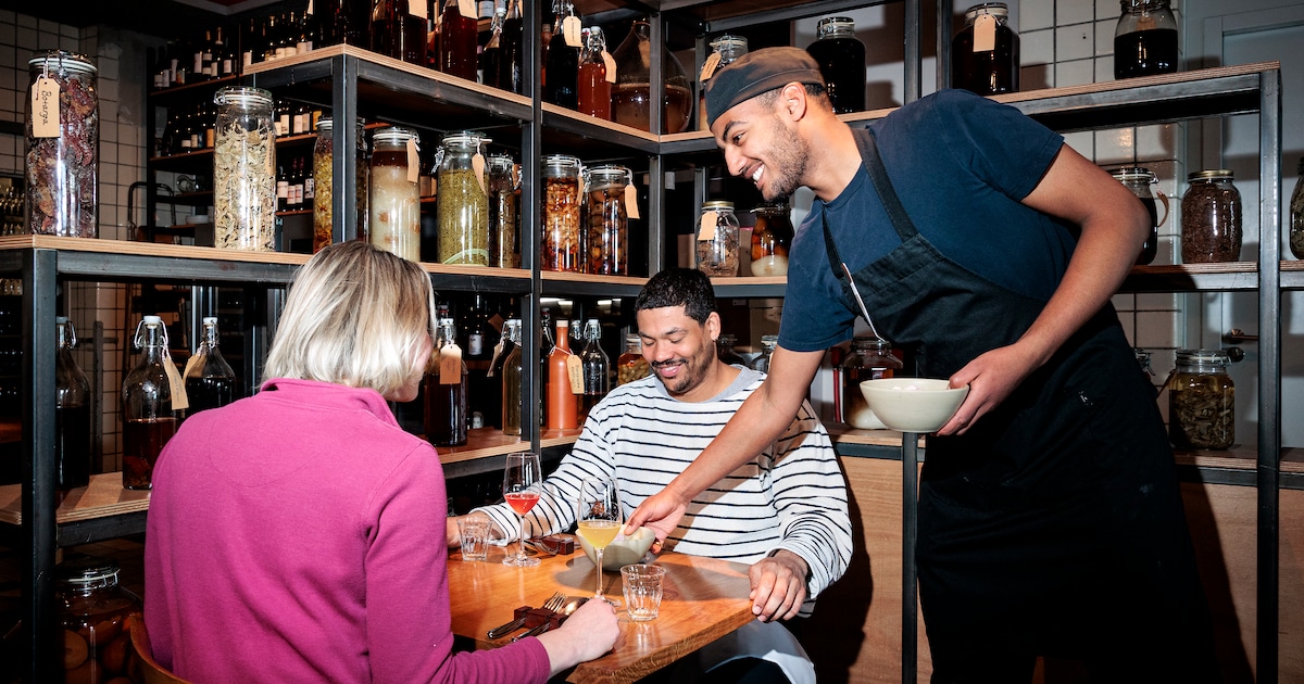 Kidus (17) is ‘de grote ster’ van restaurant Choux en staat in finale ...