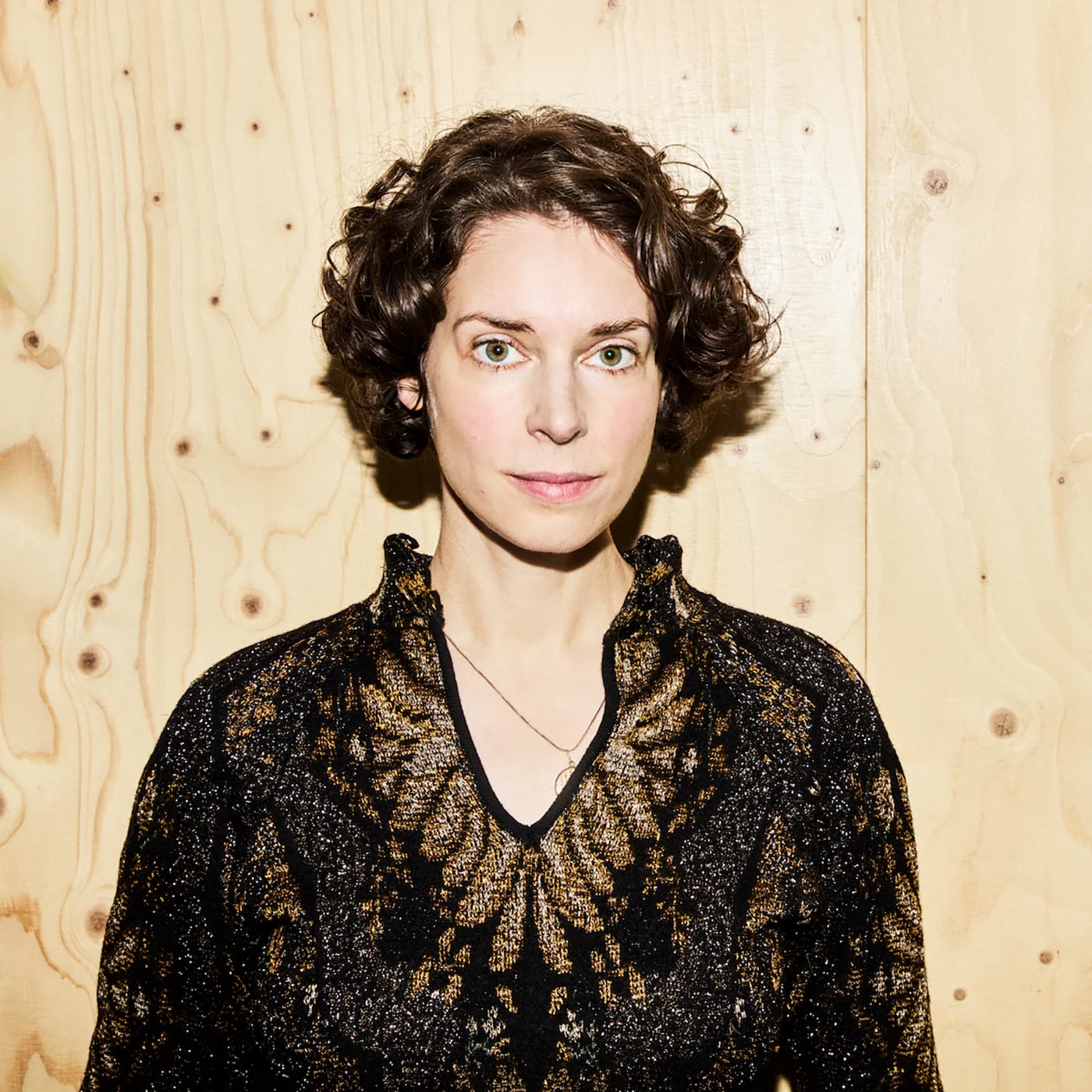 Woedend is ze, de hoofdpersoon van Emy Koopman: ‘Er gebeuren dingen met ...