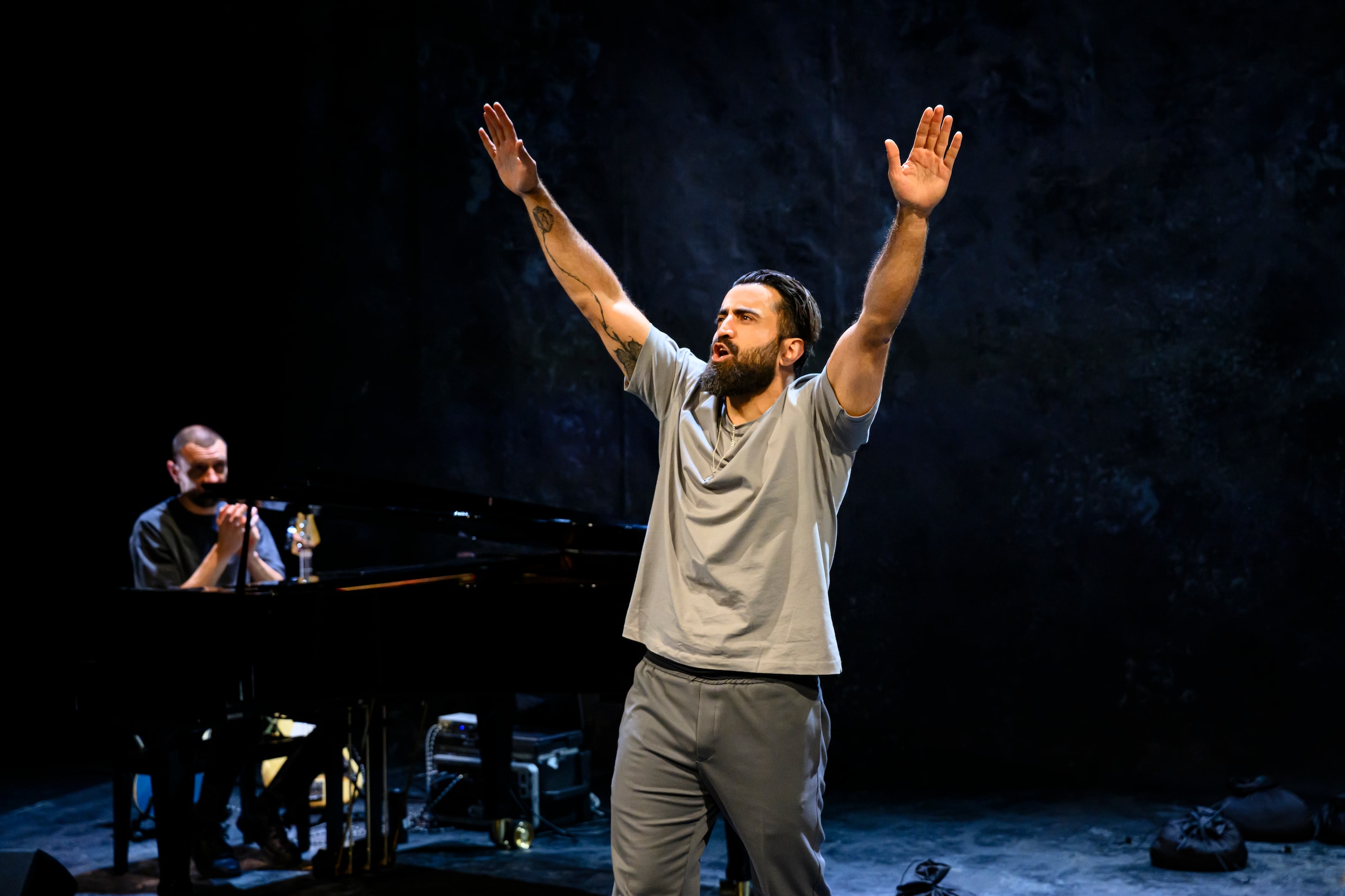 Recensie: Saman Amini ontleedt zijn verslavingen haarscherp in een droefkomisch levensverhaal ...