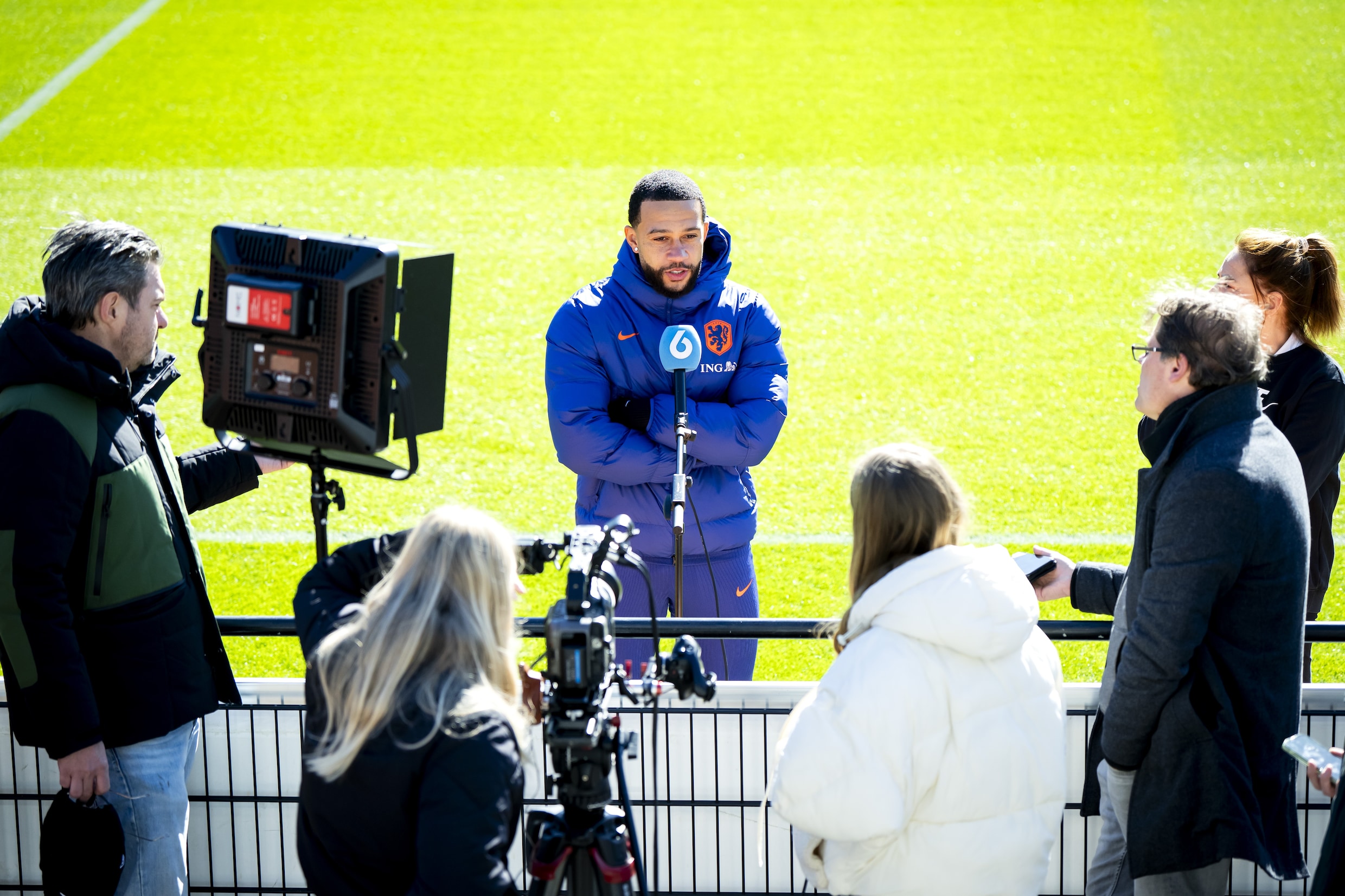 Memphis Depay meldt zich bij Oranje: ‘Ik heb zelf afgedwon­gen dat ik ...