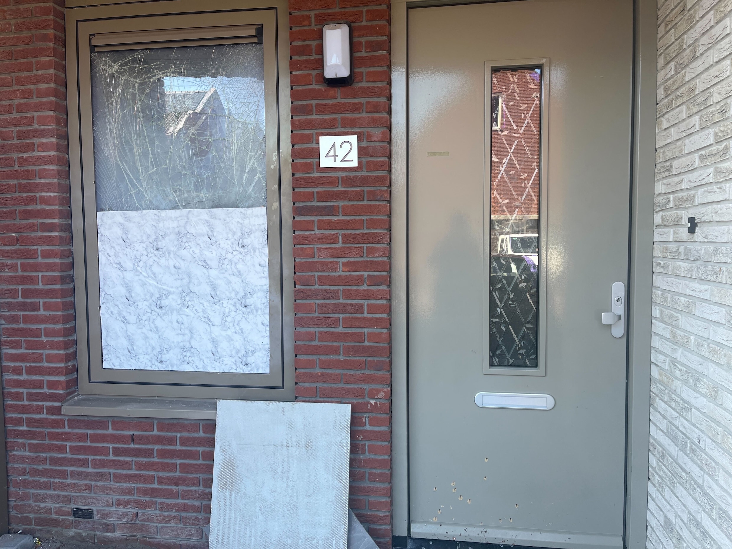 Woning Krabbendamstraat in Noord eerst doorzeefd met kogels, daarna een ...