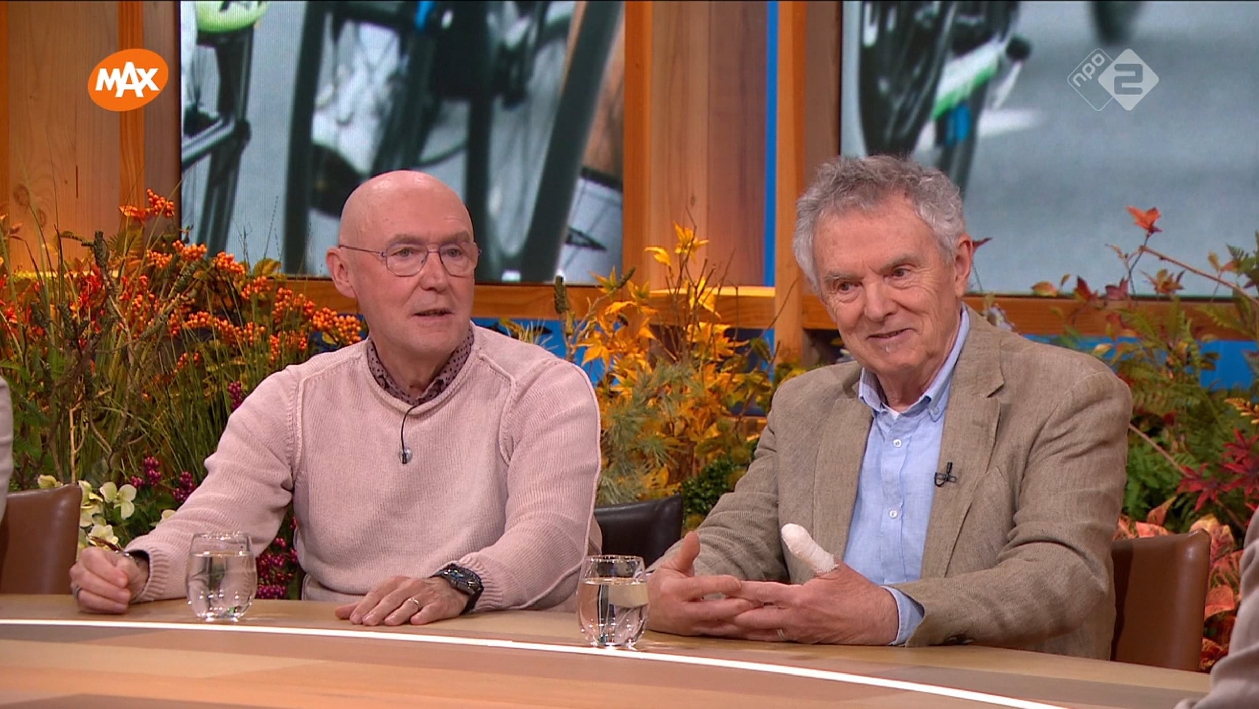 Plotseling klonk hij weer, de stem die je herkent uit duizenden, die van wielercommentator ...