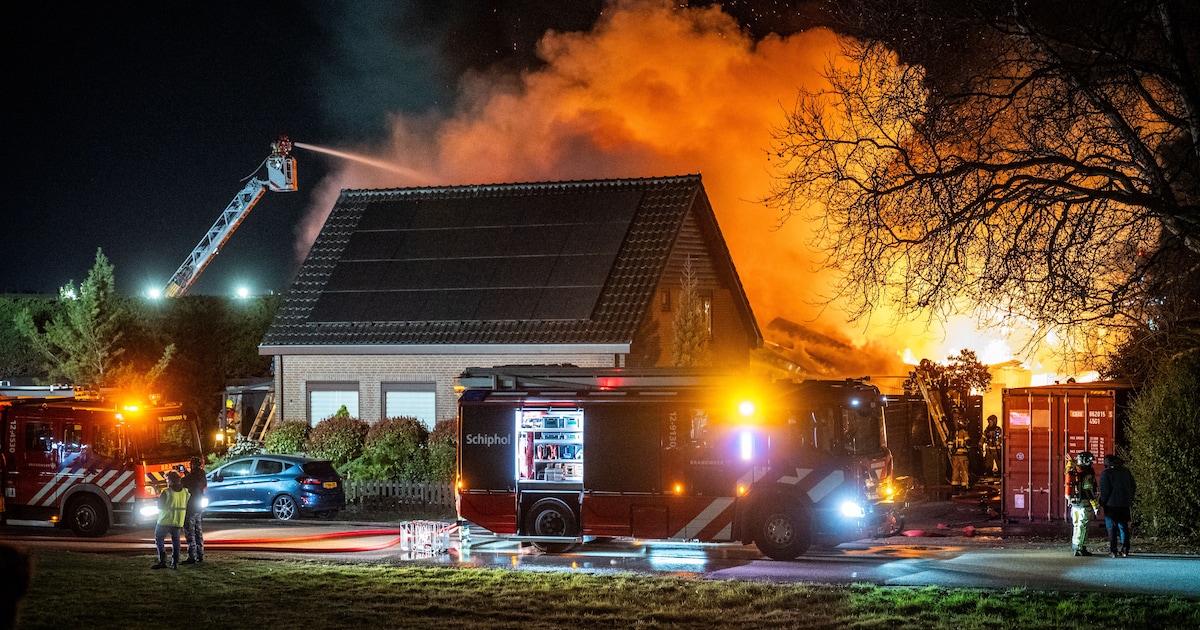 Grote brand in loods Rozenburg bij Schiphol geblust, vluchtschema’s ...