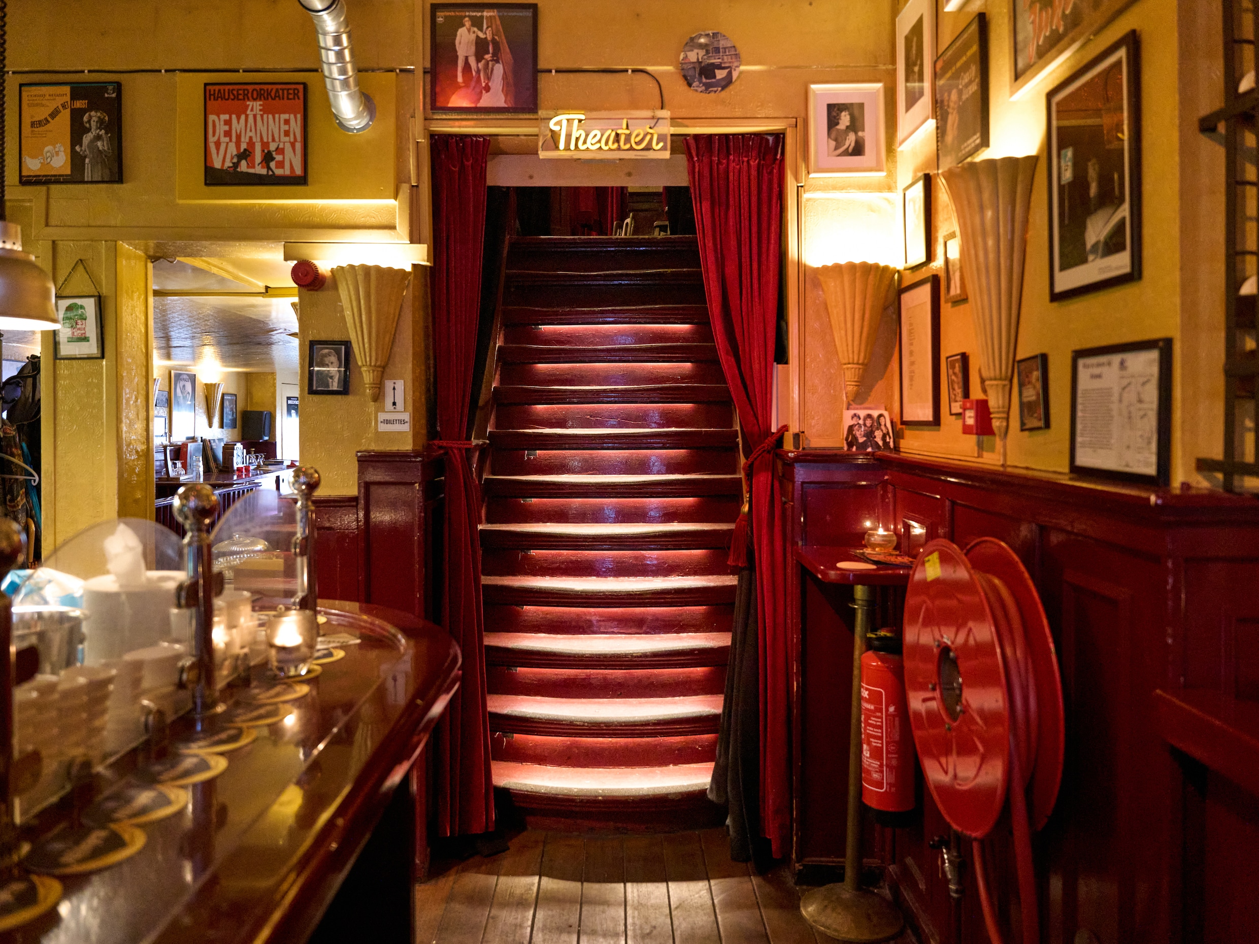 Deze 7 theaters in Amsterdam hebben een goede en gezellige bar waar je ...