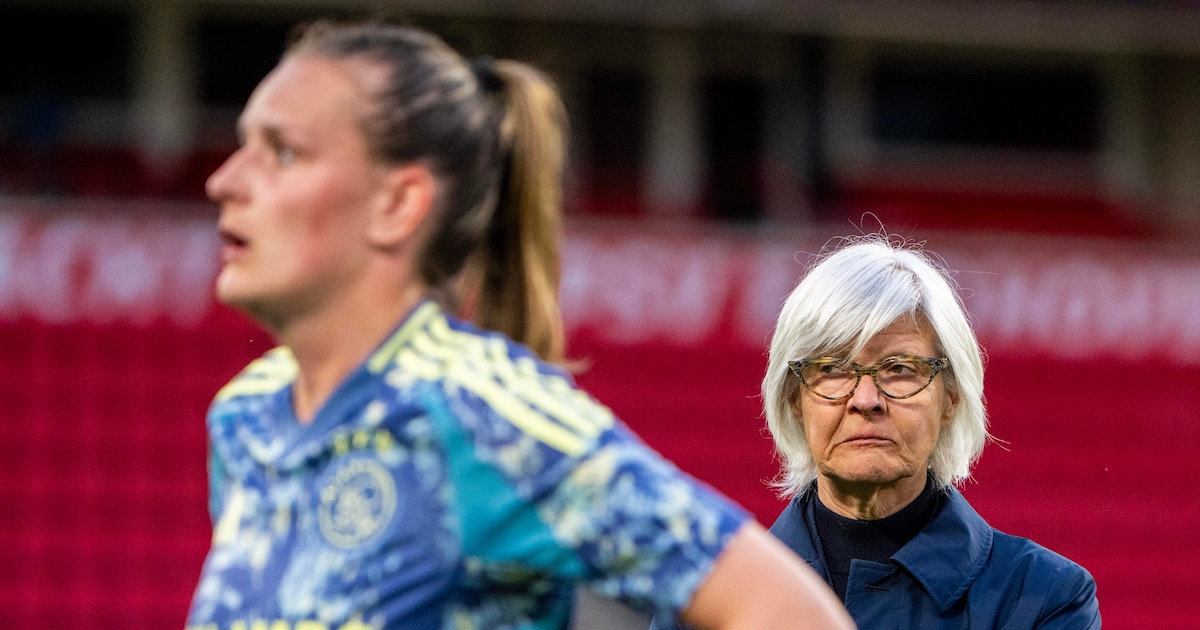 Ajaxcoach Hesterine de Reus gooit handdoek in de ring: ‘Seizoen is mislukt’ | Het Parool
