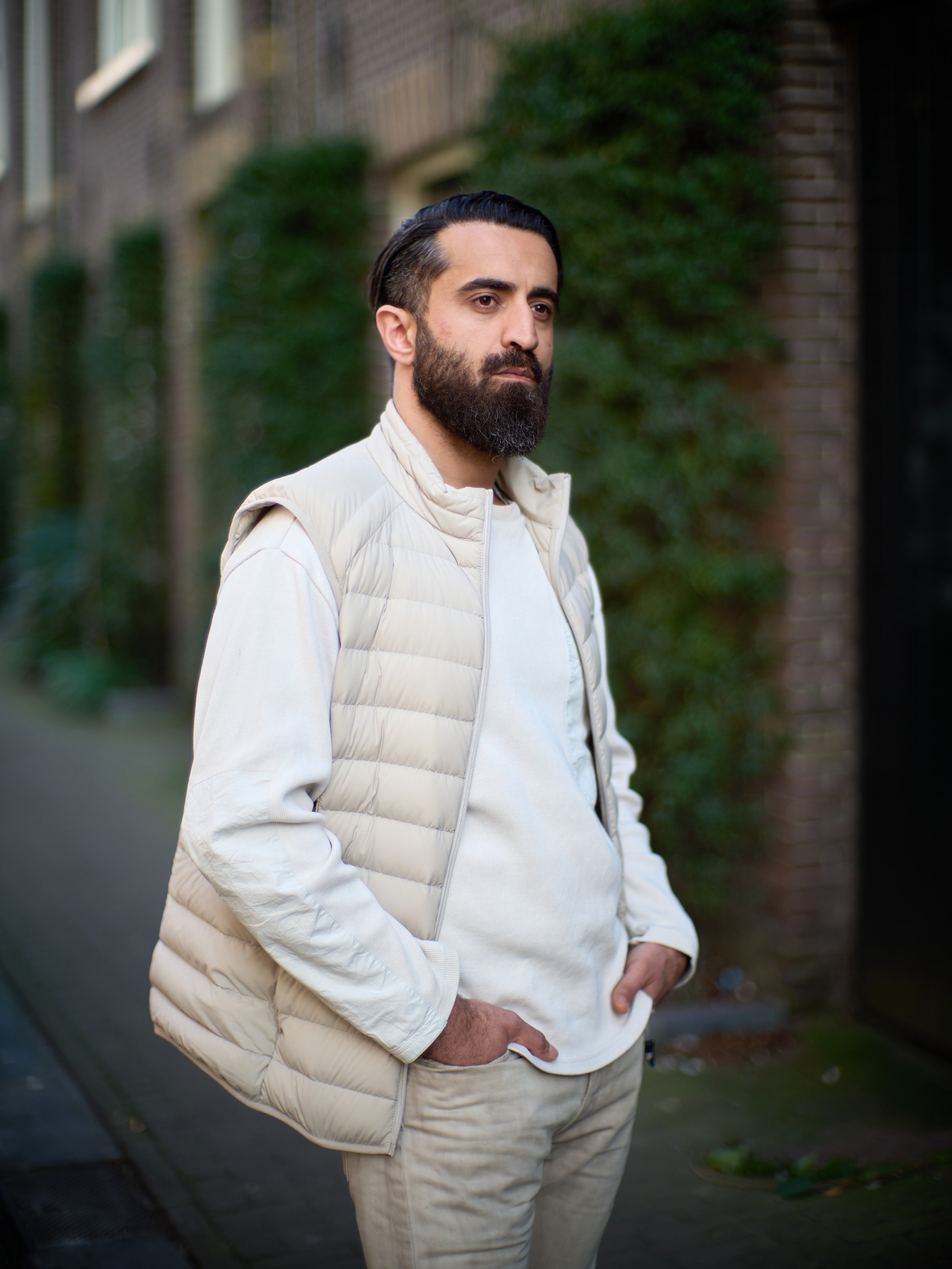 ‘Ik was een tikkende tijdbom’: Saman Amini raakte door zijn trauma’s verslaafd – daar maakt hij ...