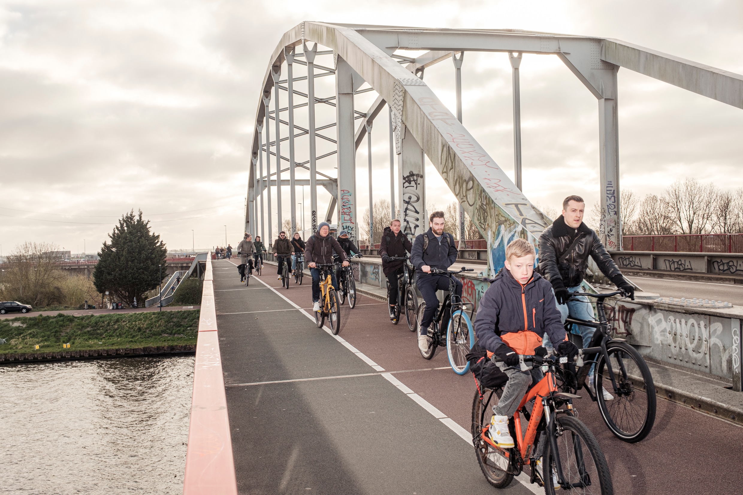 Het fietspad op de Amsterdamsebrug moet breder maar dat kan voorlopig ...