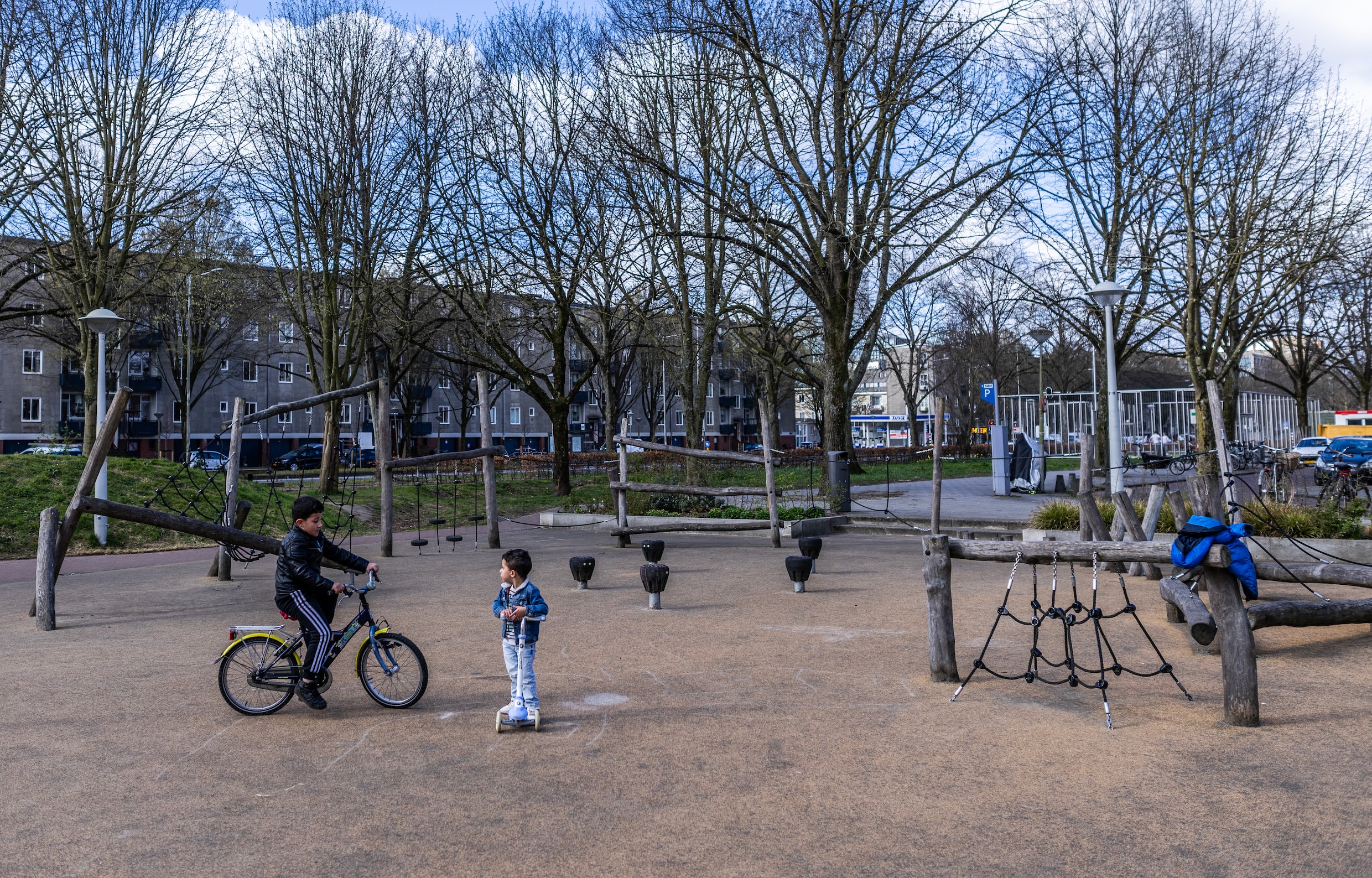 Lekker vies worden en ook de rolstoelers kunnen op de trampoline ...