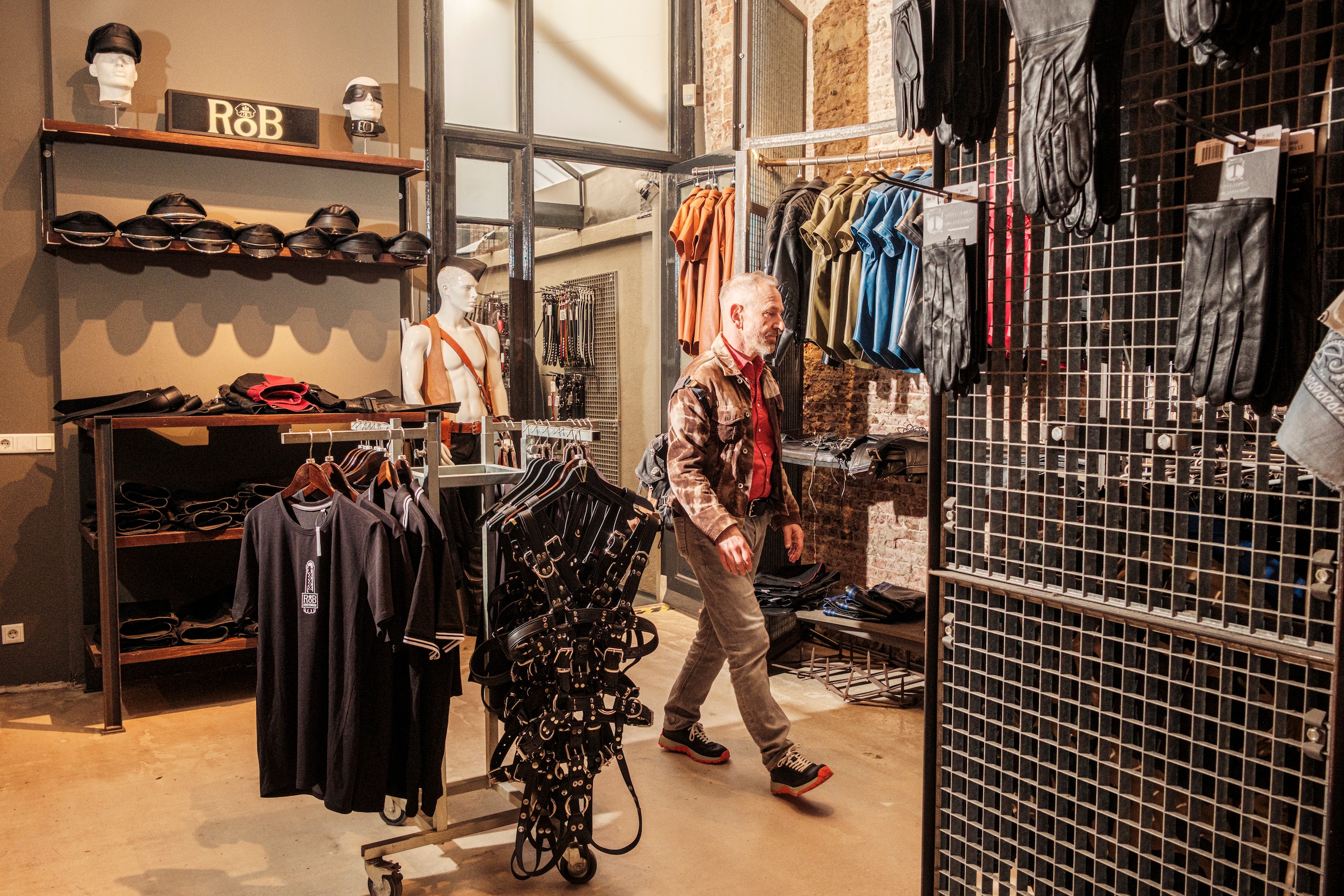 Leerfetisjwinkel RoB Amsterdam is al vijftig jaar een begrip: ‘Met een ...