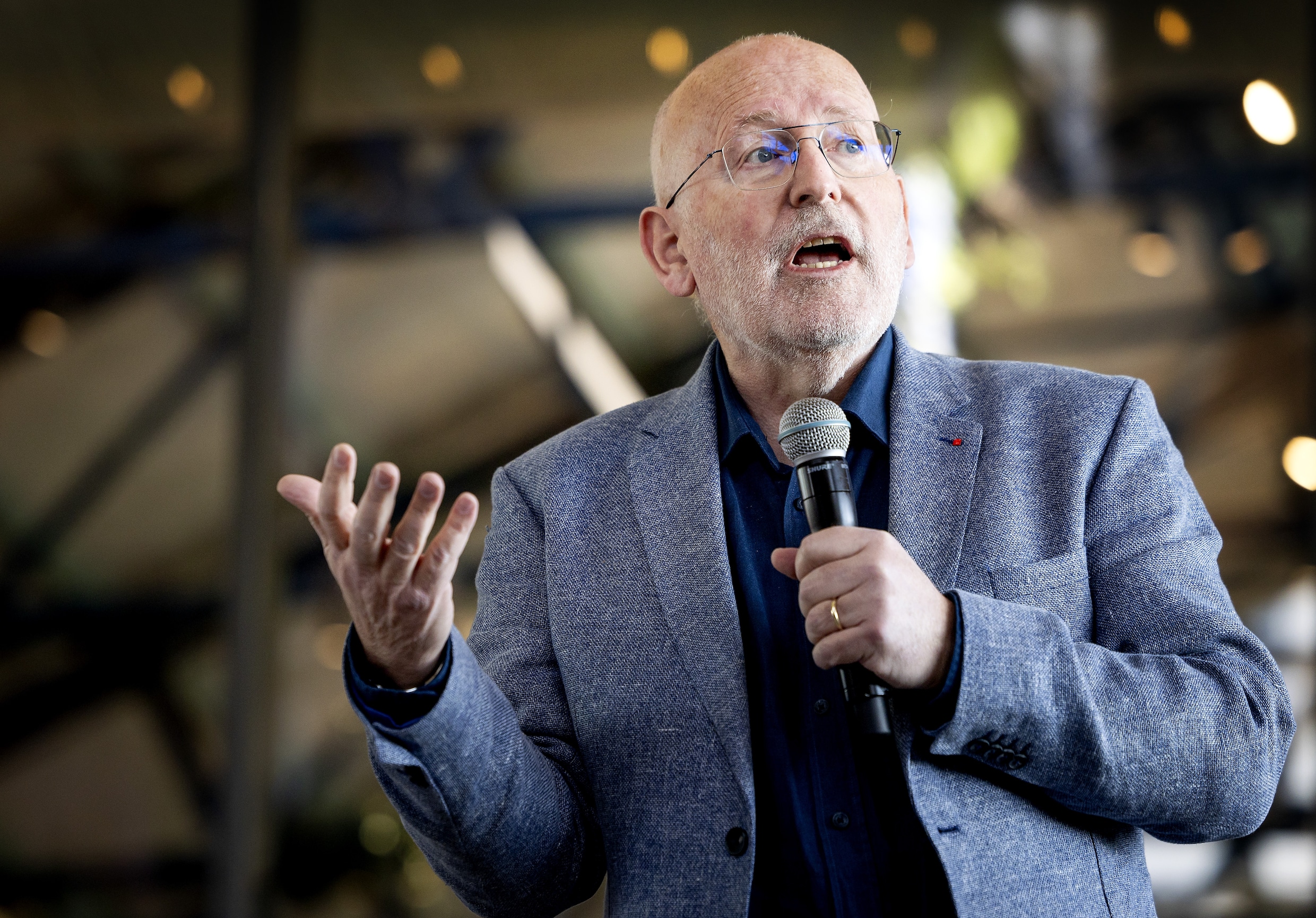 Timmermans verrast fusiecritici met bezoek: ‘Ik kom om te luisteren ...