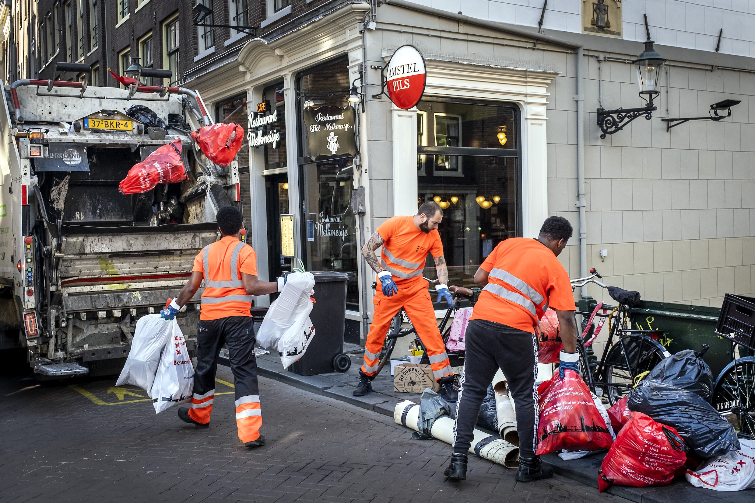 Horeca-afval stapelt zich op in Amsterdam, maar gemeente kan niet ...