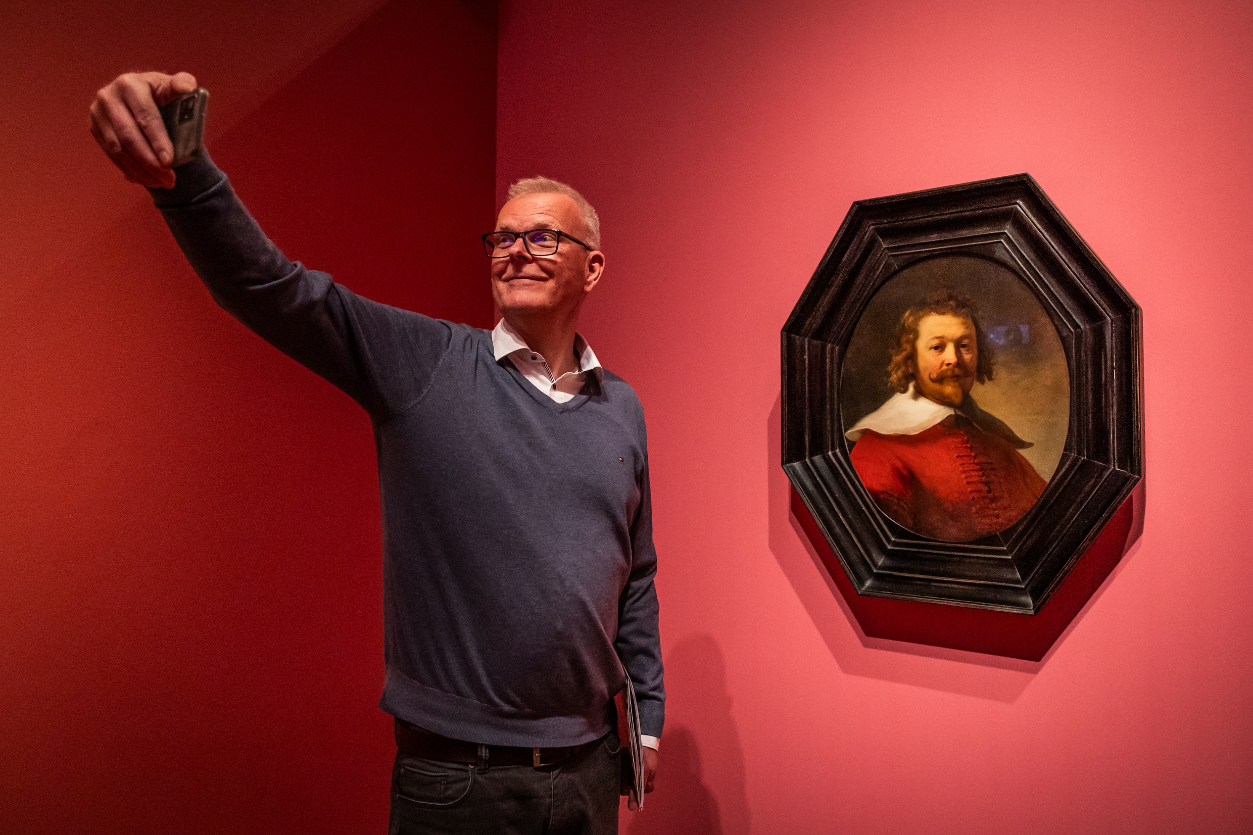 Amsterdammer Arno Wubben heeft al 312 selfies met werken van Rembrandt ...