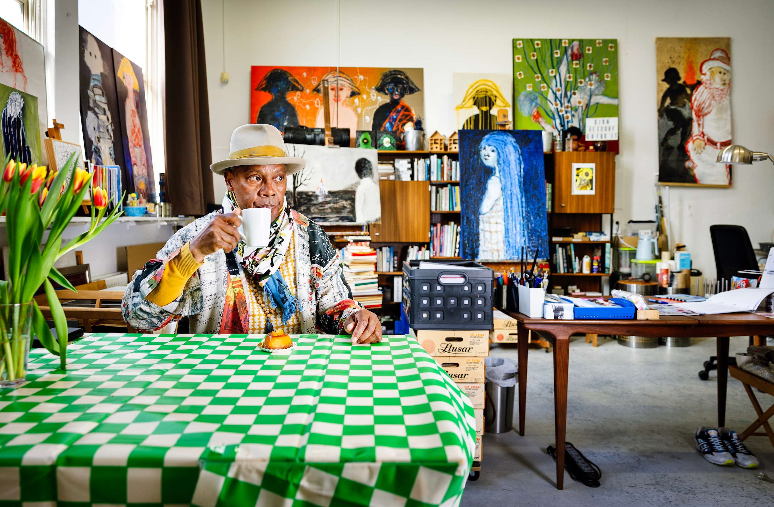 De zaterdagochtend van Lucretia van der Vloot (57) staat in het teken ...