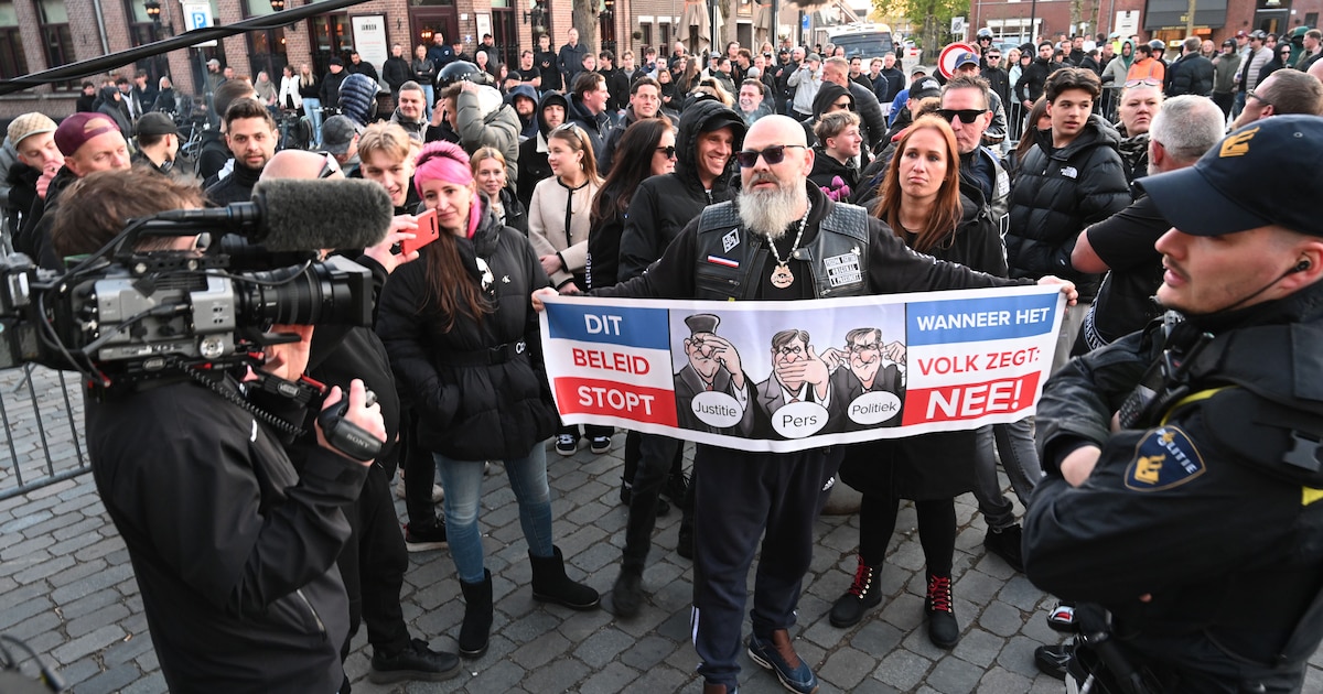 Demonstraties tegen azc’s trekken zelfde groepen als de corona- en ...