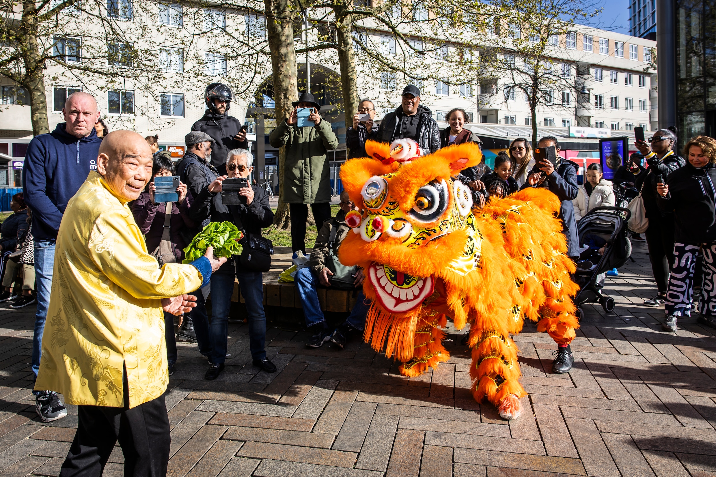 Vijftig jaar toko Kai Hing in Zuidoost: een standbeeld voor oprichter ...