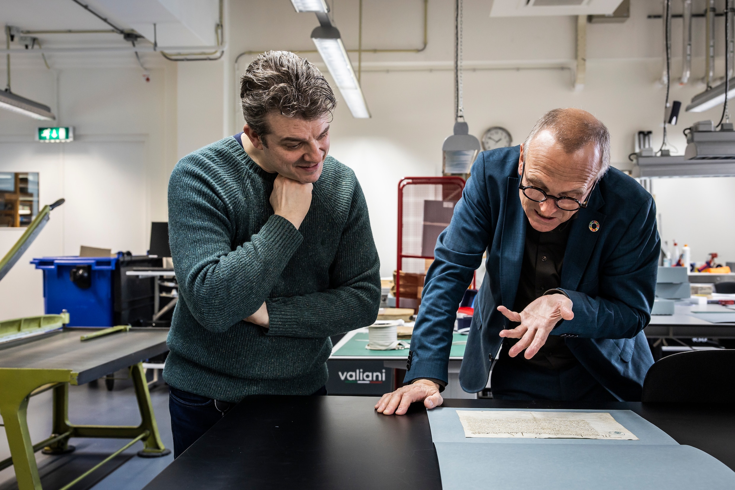 Heeft de kroon op het Amsterdamse stadswapen de verkeerde kleur? ‘Je ...