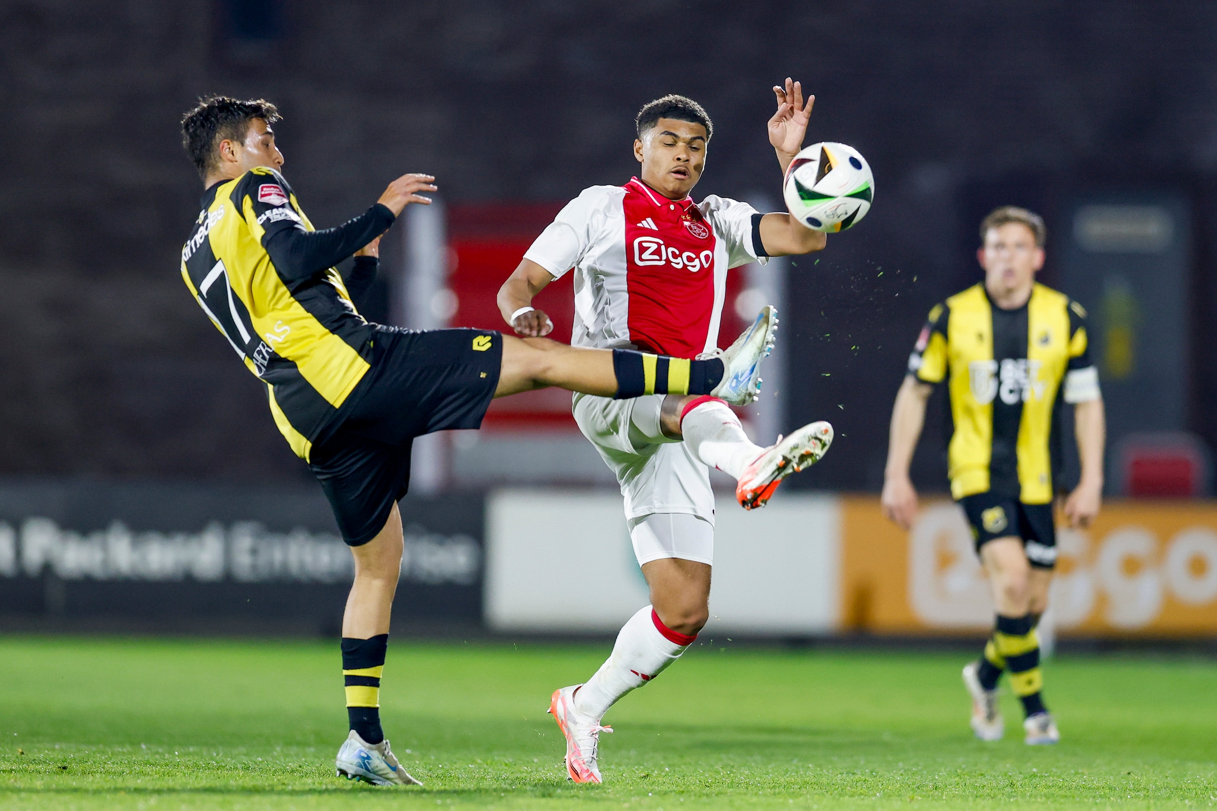 Live: Transfernieuws Ajax | Ajax en RB Salzburg bereiken akkoord over Oscar Gloukh | Het Parool