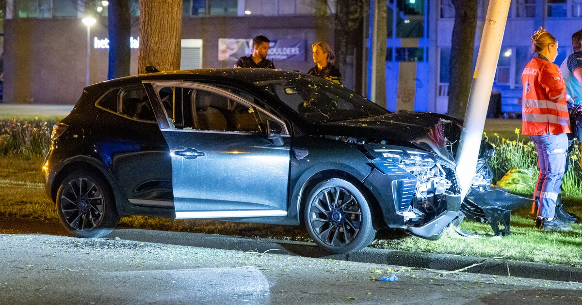 Automobilist zwaargewond na botsing tegen lantaarnpaal op Transformatorweg in Amsterdam ...
