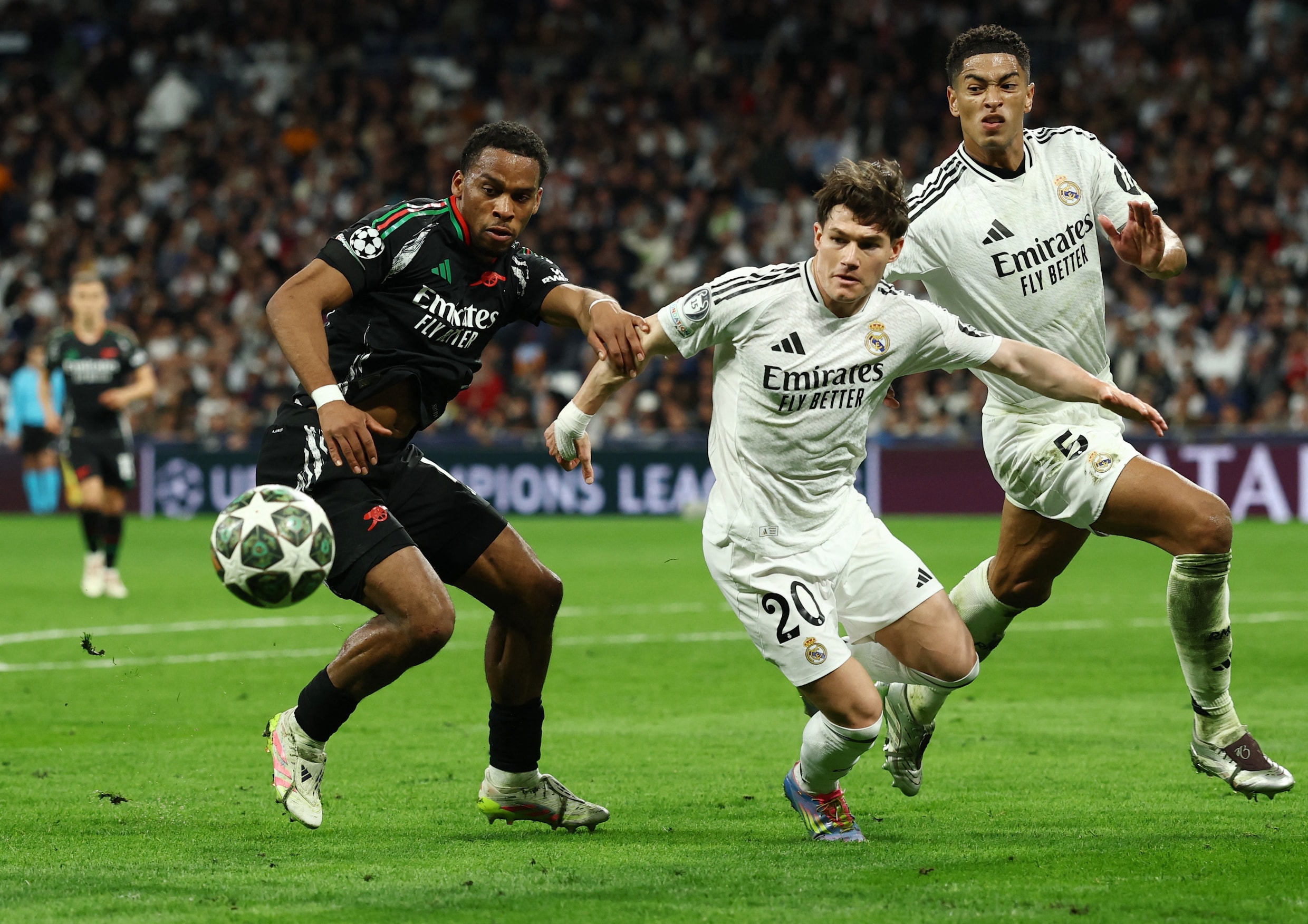 Jurriën Timber zet verwende dribbelaars als Vinicius met twee voeten op ...