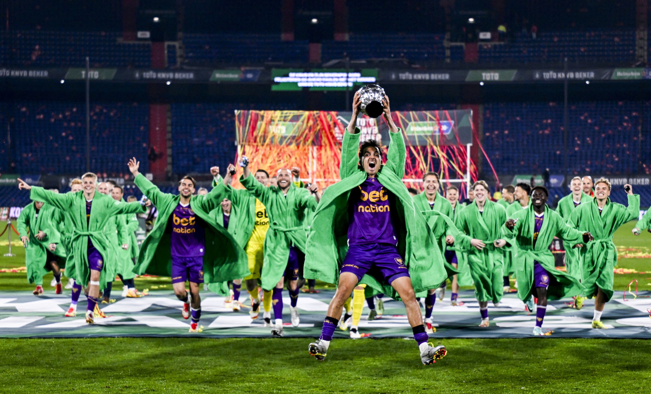 Go Ahead Eagles verovert eerste KNVB-beker in clubgeschiedenis na penalty’s tegen AZ | Het Parool