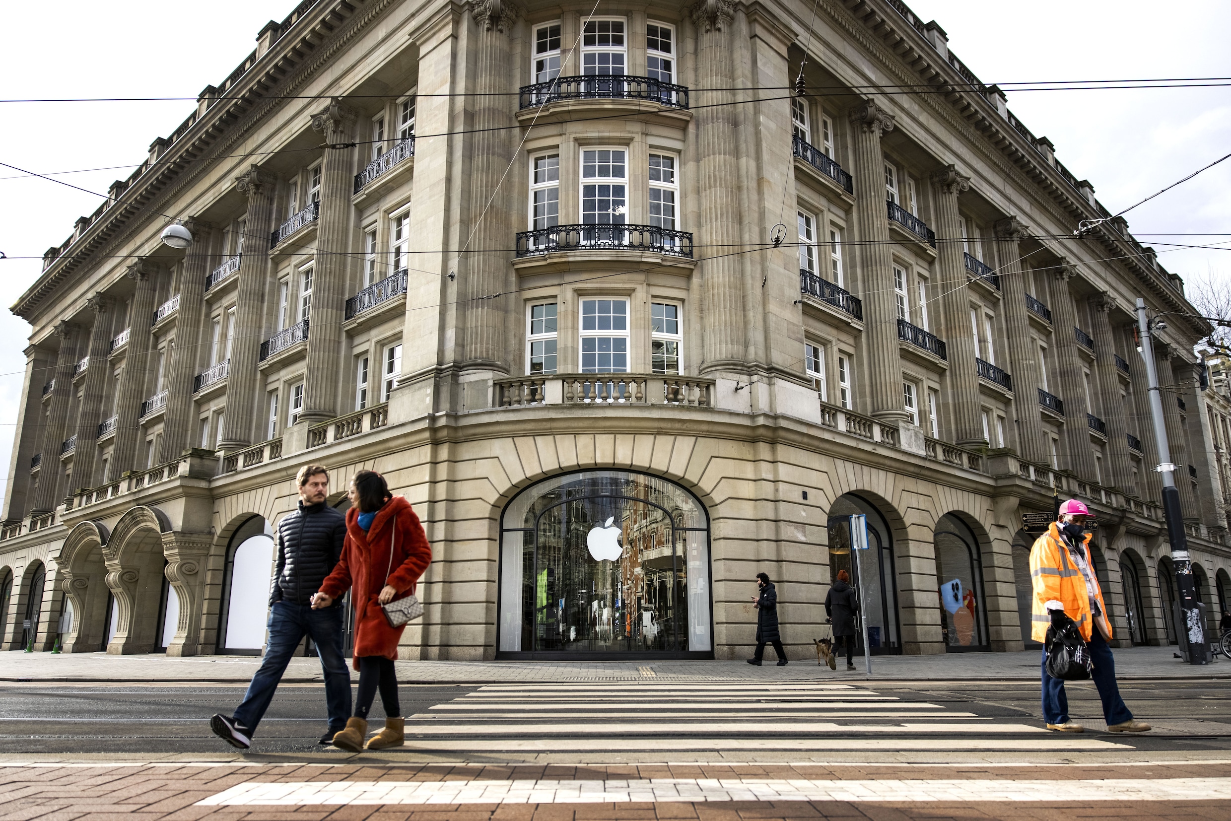De Amsterdamse Apple Store was gesloten, maar mensen liepen zo de ...