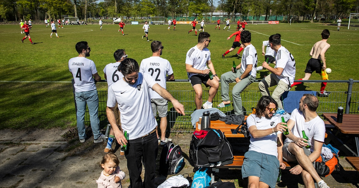 Door expatspelers heeft de Amsterdamse voetbalclub Devo’58 weer vijf elftallen: ‘Die jongens ...