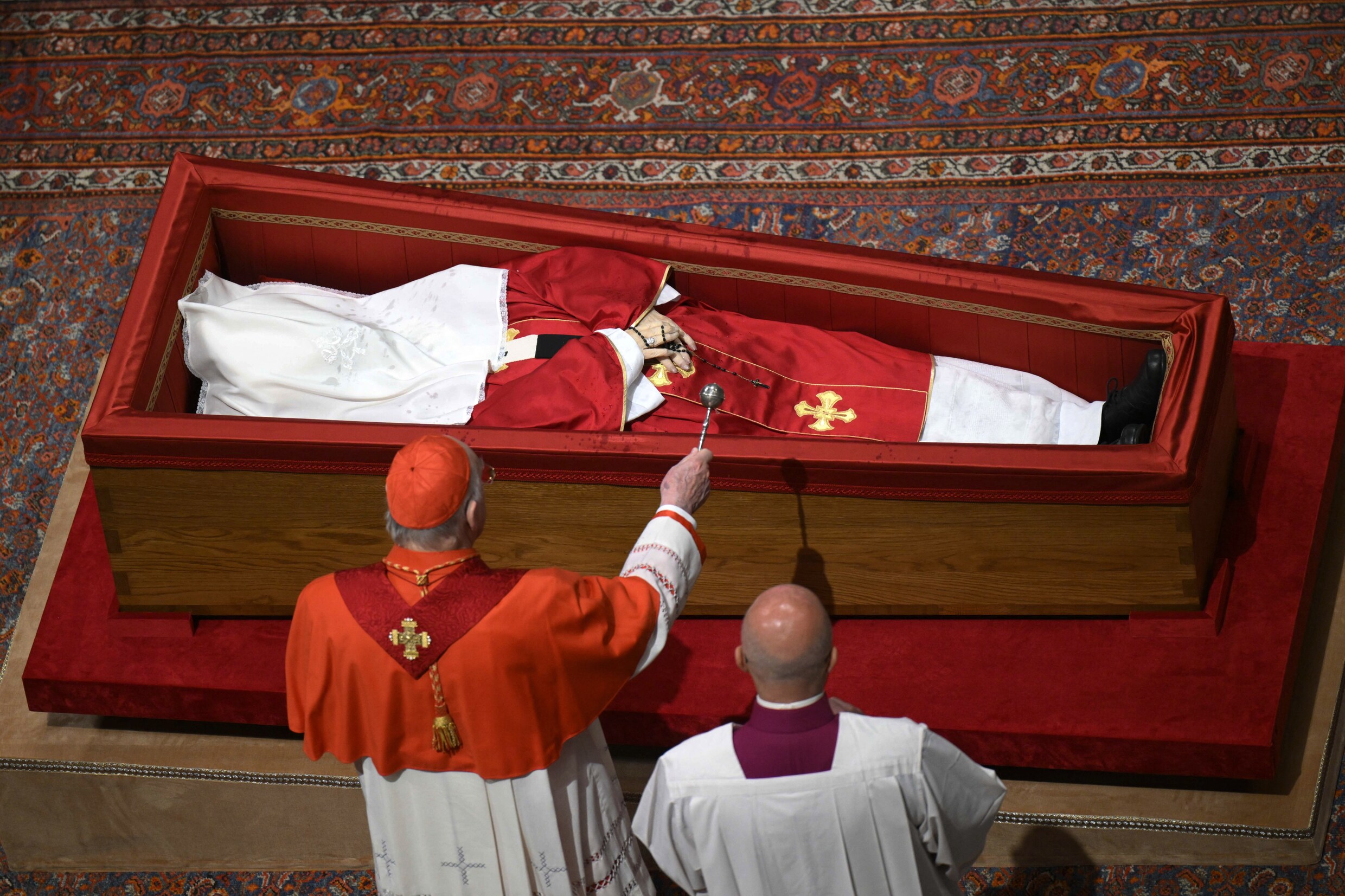 Zo verliep het afscheid van paus Franciscus, de ‘paus van het volk’, in ...
