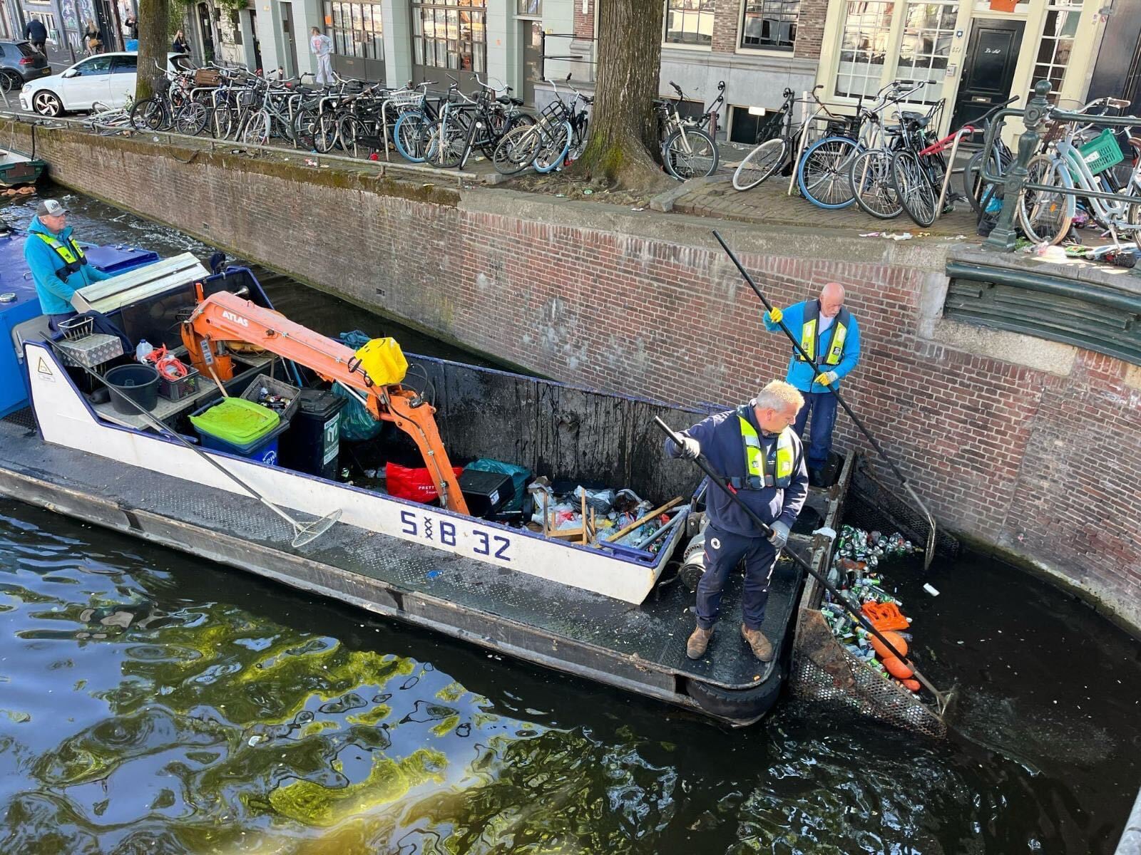 Eerste drijfvissers halen 12 kuub afval uit de grachten na Koningsdag ...