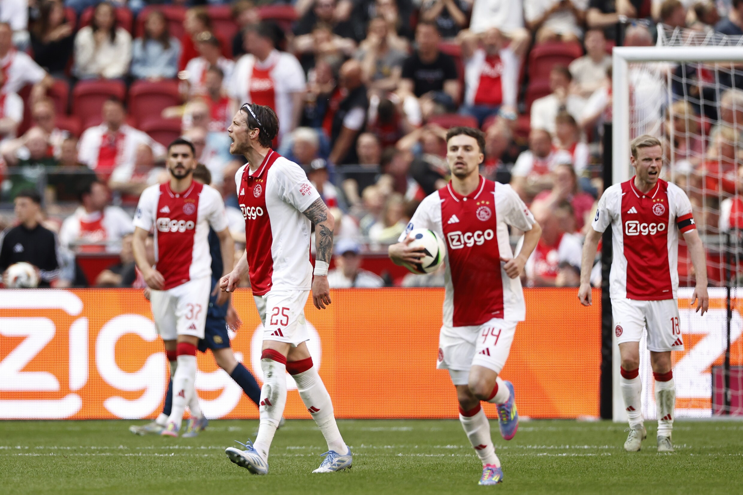 Waarover heb je het in een café anders dan over de grote broederstrijd Brobbey-Weghorst? | Het ...