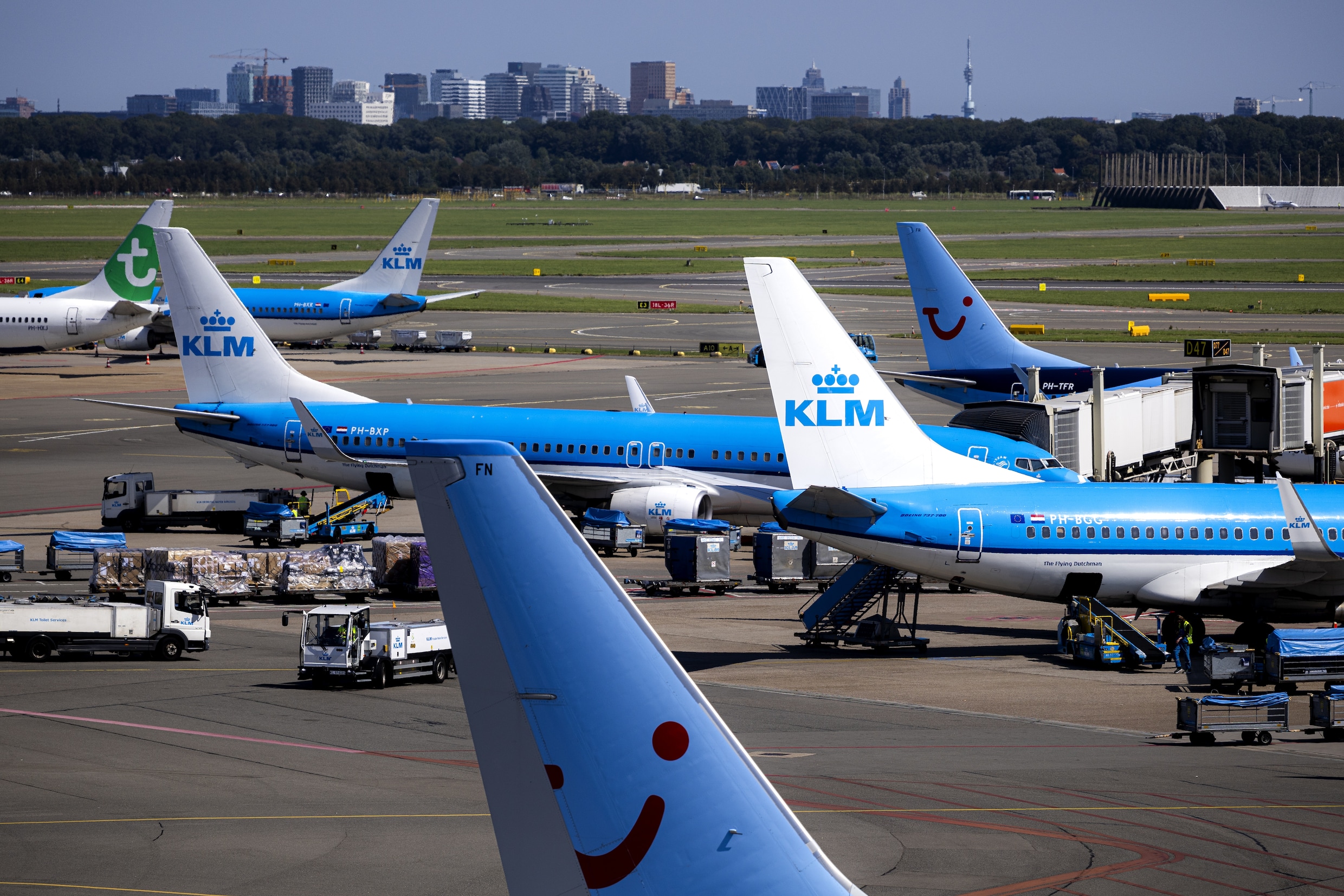 KLM-vliegtuig keert terug naar Schiphol nadat motor vlam had gevat ...