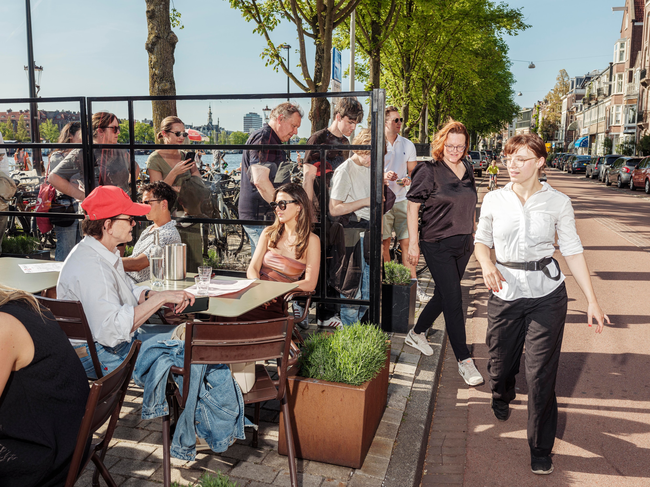 Voor Amsterdamse terrassen moet je tegenwoordig in de rij: ‘Het is net ...