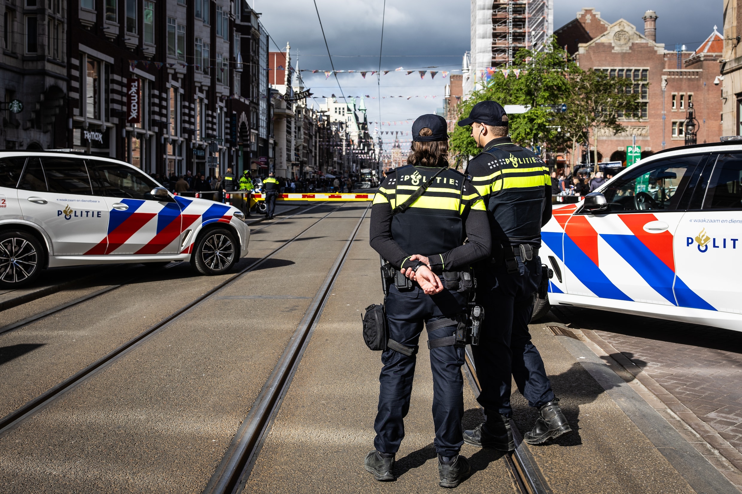 Agressie en geweld tegen politie op zelfde niveau als voorgaande jaren, vooral veel sprake van ...