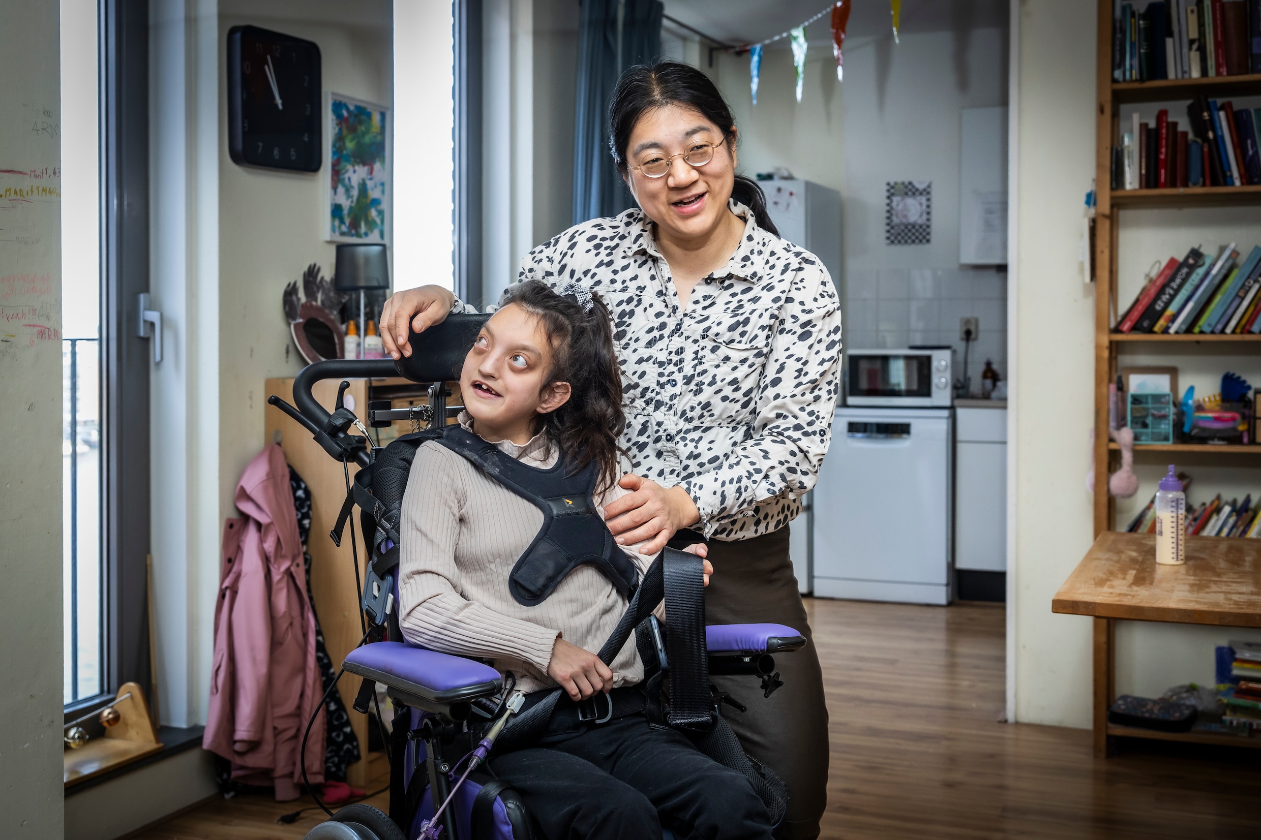 Jasmijn (14) wacht al bijna een jaar op een rolstoel: ‘Mijn ...