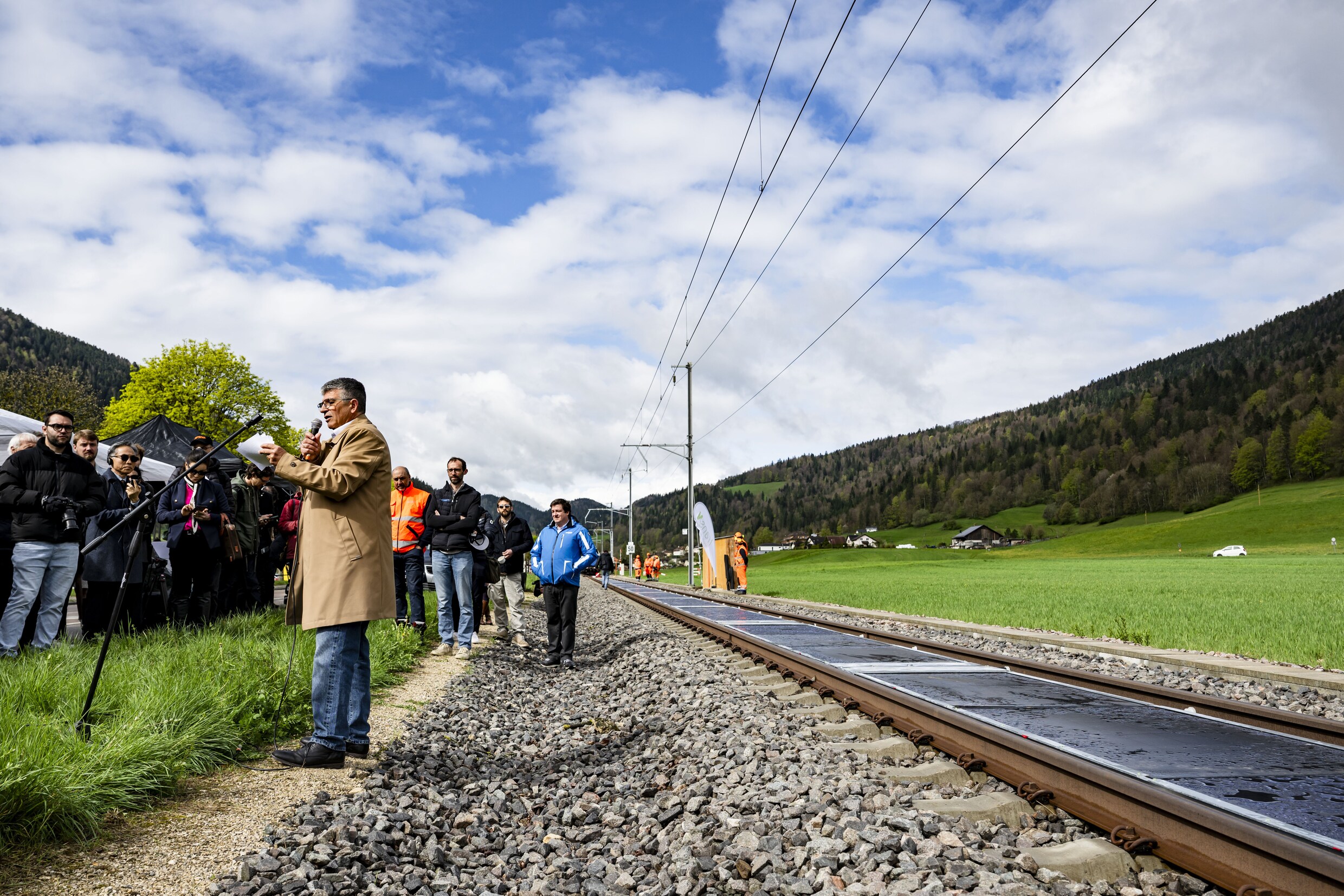 Opvallende innovatie in Zwitserland: zonnepanelen tussen treinrails ...