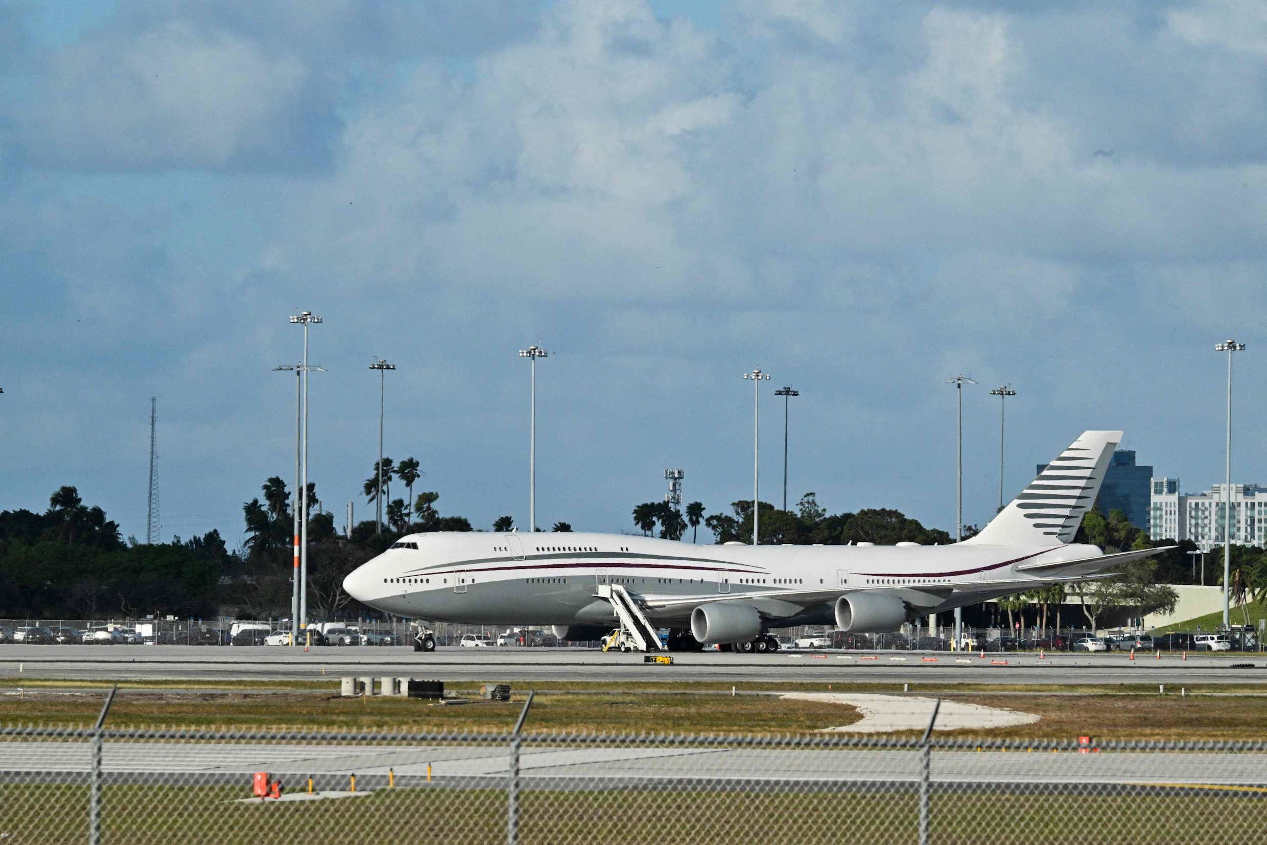 ‘Omkoping’: Trump accepteert gigantisch cadeau van Qatar en wil Boeing ...