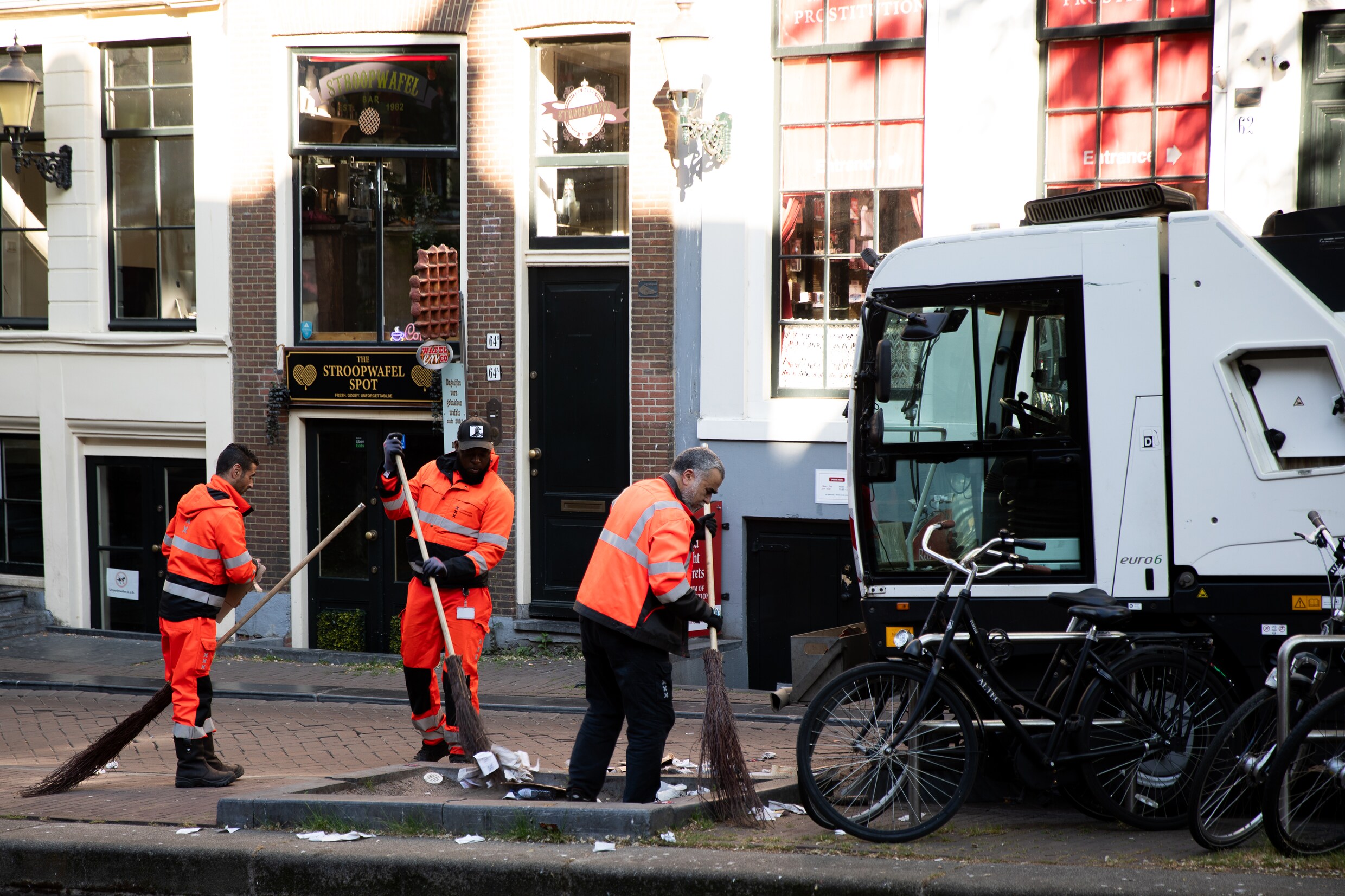 Horeca in Amsterdamse binnenstad boos om nieuwe afvalregels: ‘Dit werkt ...