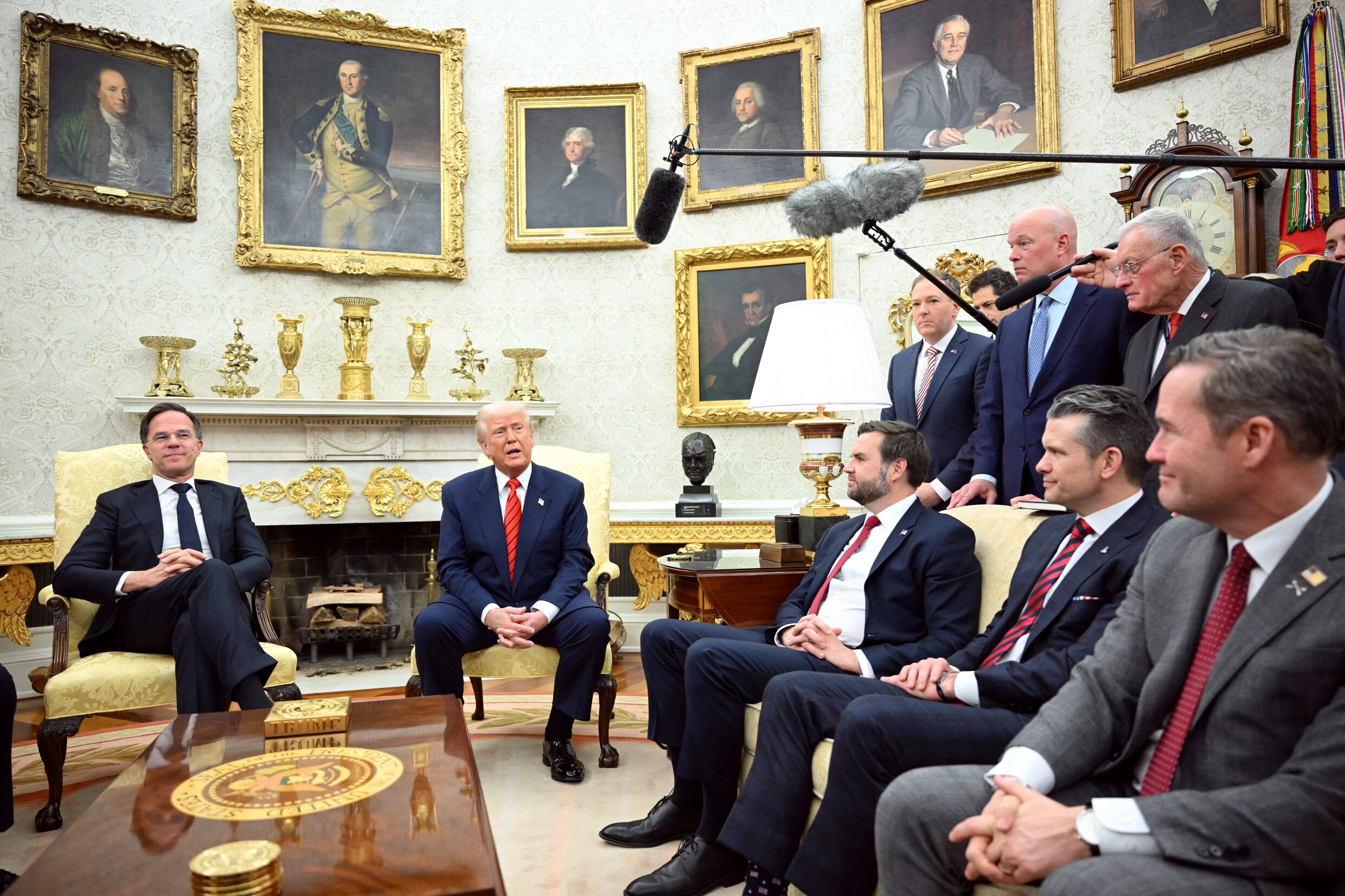 Amerikaanse Navo-ambassadeur: Trump komt naar Den Haag voor top | Het ...