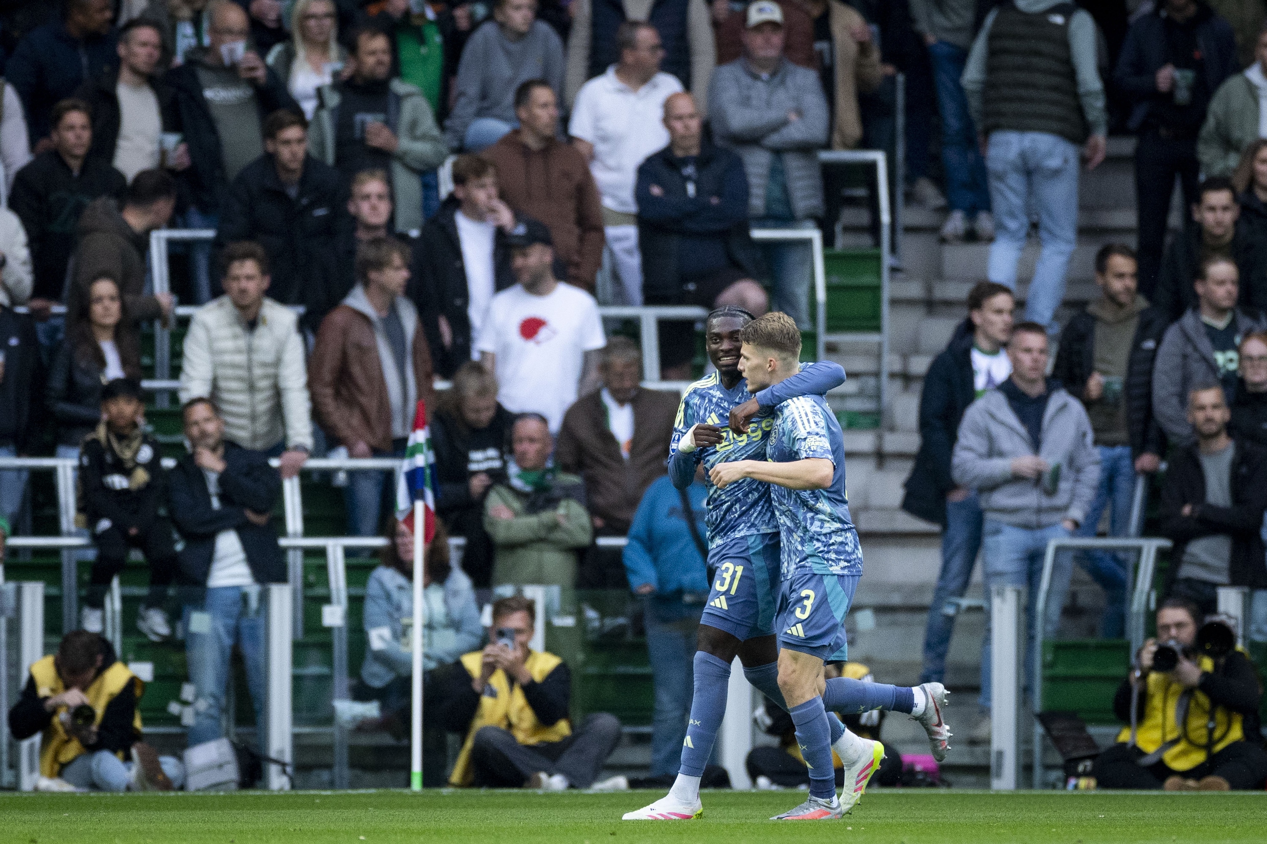 Ajax is koploper af na extreem late gelijkmaker Groningen en heeft ...