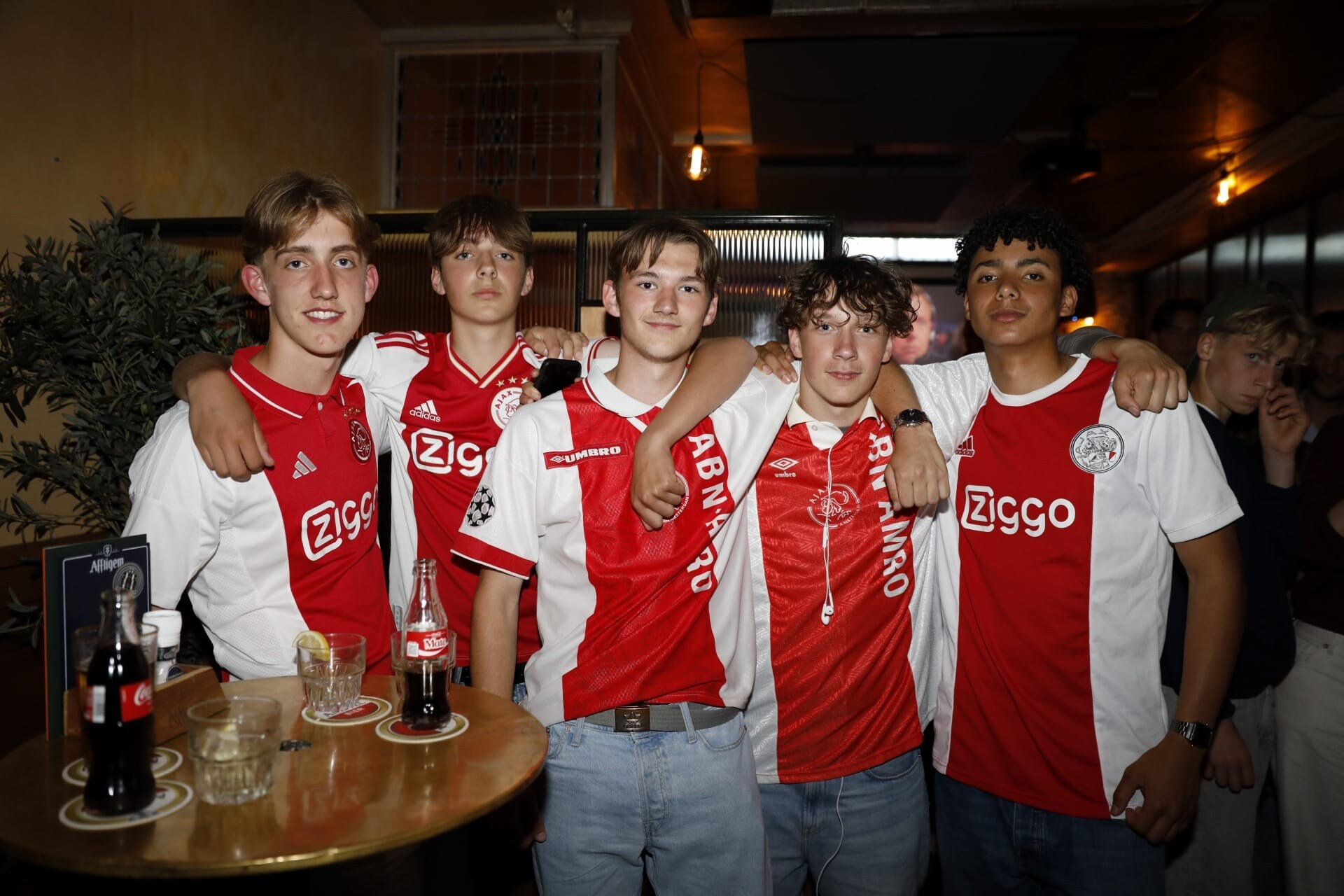 Ajax is koploper af na extreem late gelijkmaker Groningen en heeft ...