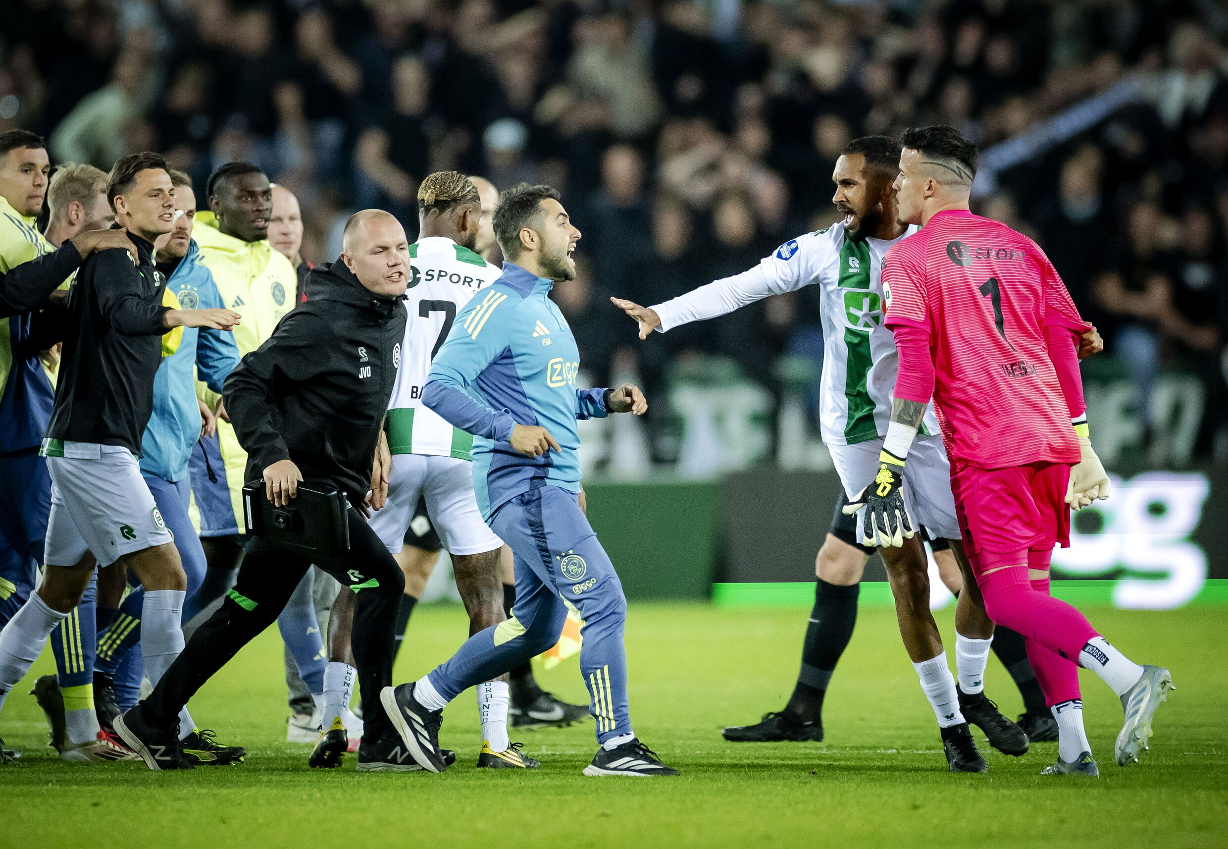 Aanklager start vooronderzoek naar Etienne Vaessen: keeper deelt klappen uit aan assistent-coach ...