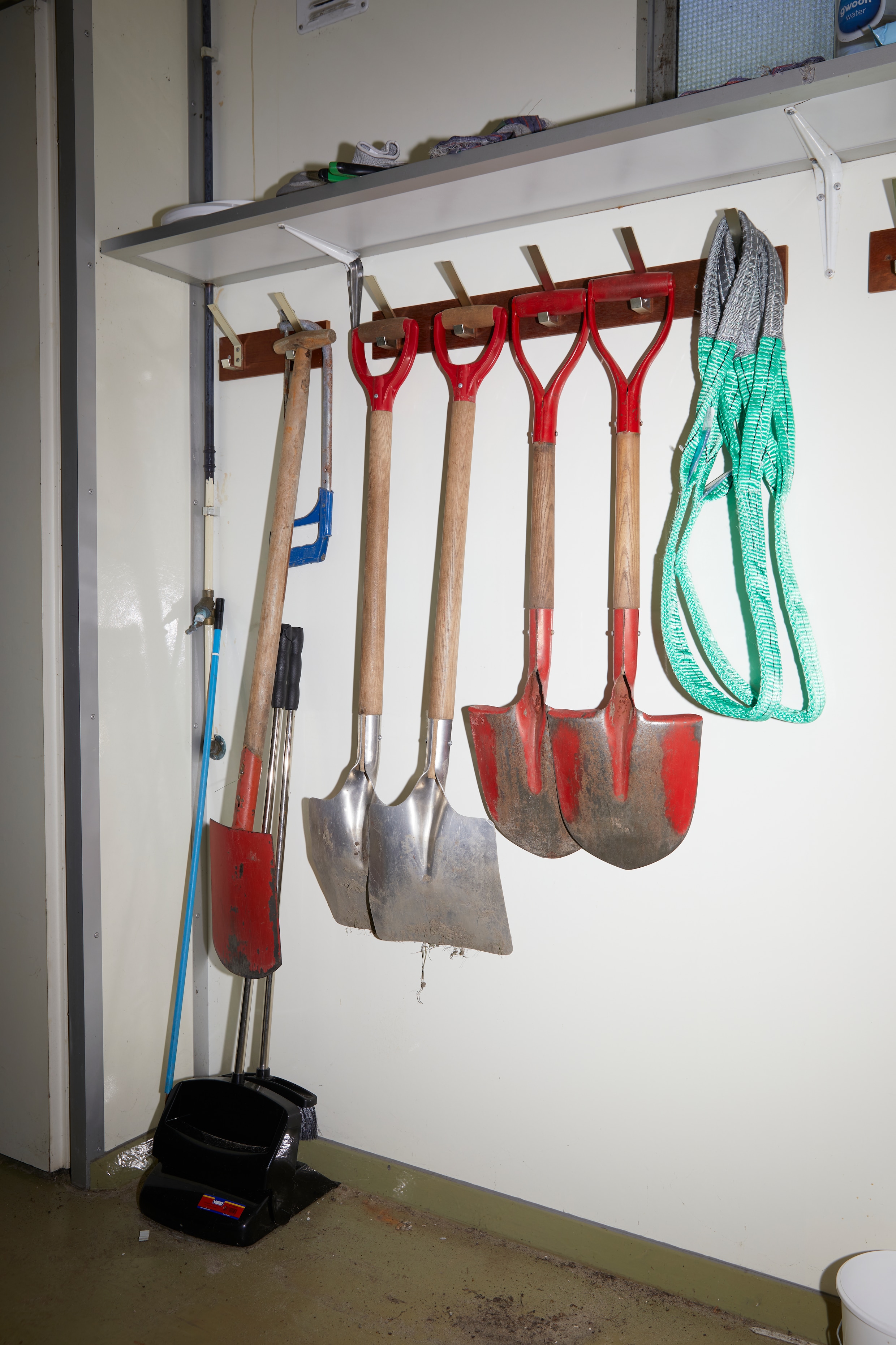 Op deze begraafplaats in Zuidoost liggen lichamen een klein stukje ...